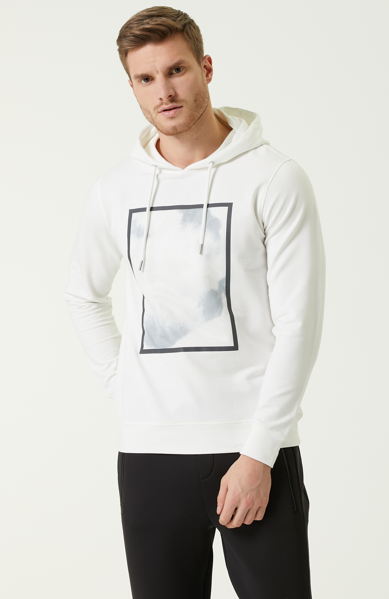 Comfort Fit Beyaz Kapüşonlu Baskılı Sweatshirt Comfort Fit Beyaz Kapüşonlu Baskılı Sweatshirt