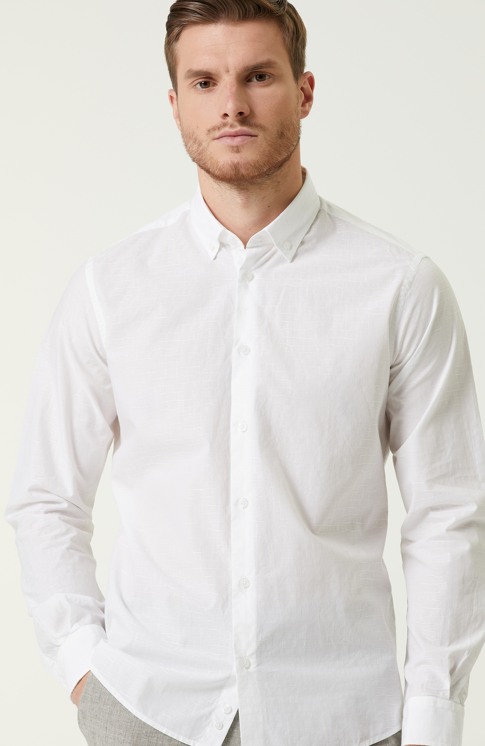 Comfort Fit Beyaz Jakarlı Gömlek Comfort Fit Beyaz Jakarlı Gömlek