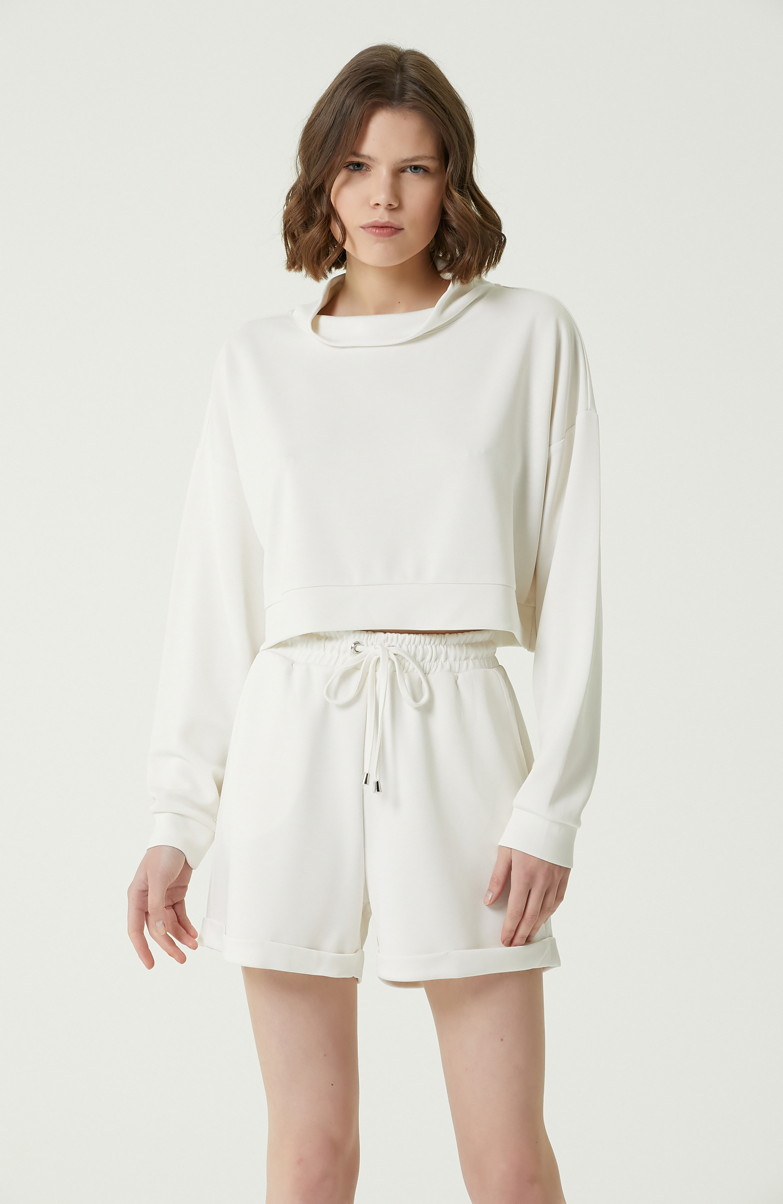 Ekru Dik Yaka Sweatshirt Ekru Dik Yaka Sweatshirt