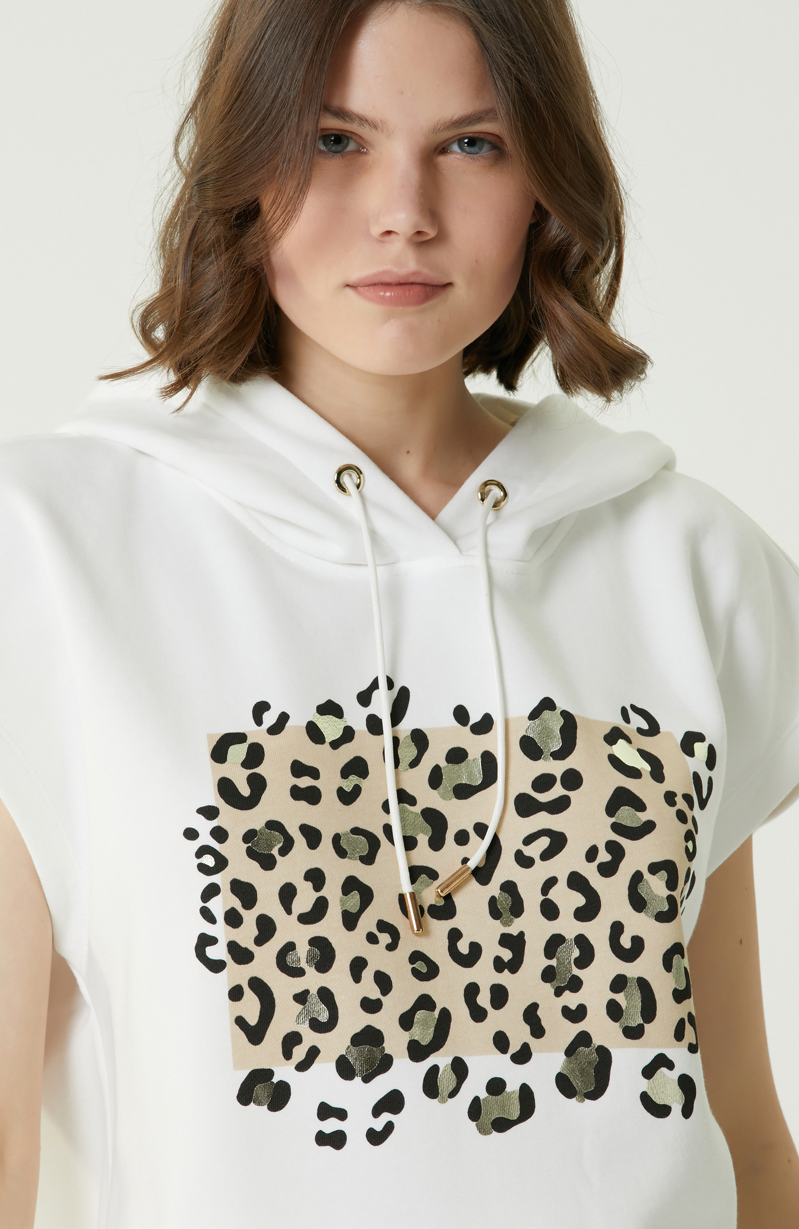 Ekru Kapüşonlu Leopar Desenli Sweatshirt Ekru Kapüşonlu Leopar Desenli Sweatshirt