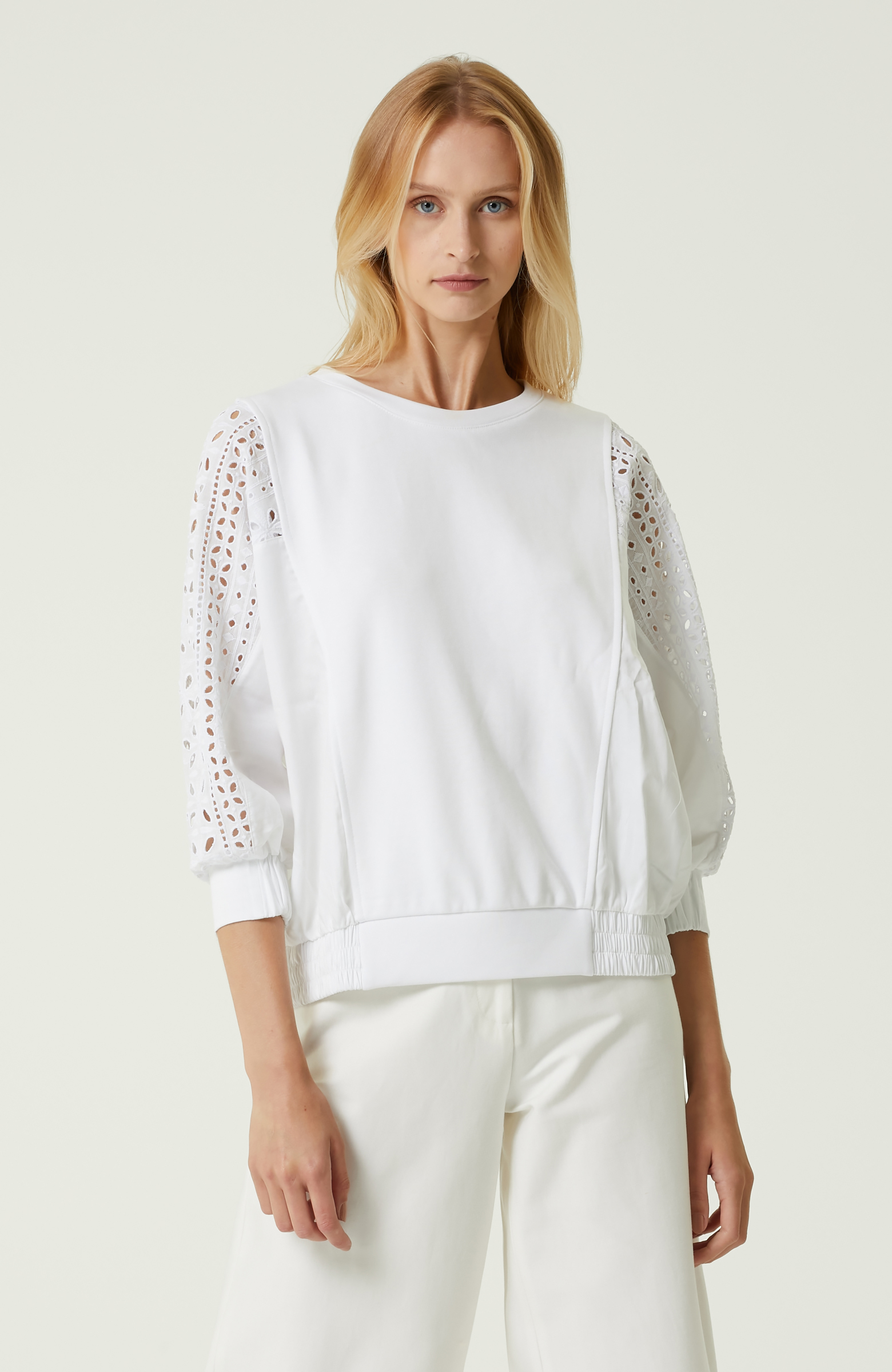 Beyaz Kolu Nakış Detaylı Sweatshirt Beyaz Kolu Nakış Detaylı Sweatshirt