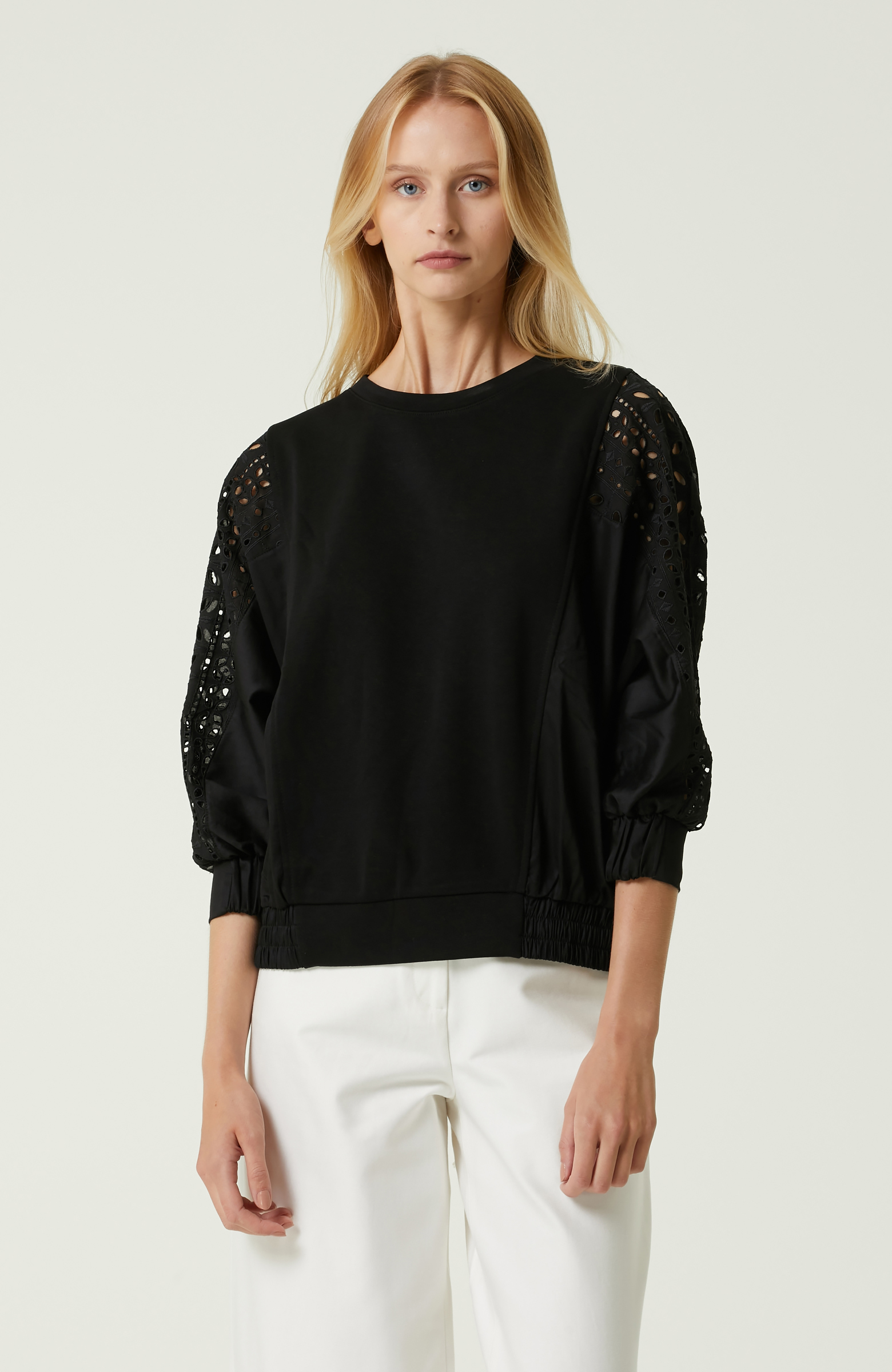 Siyah Kolu Nakış Detaylı Sweatshirt Siyah Kolu Nakış Detaylı Sweatshirt
