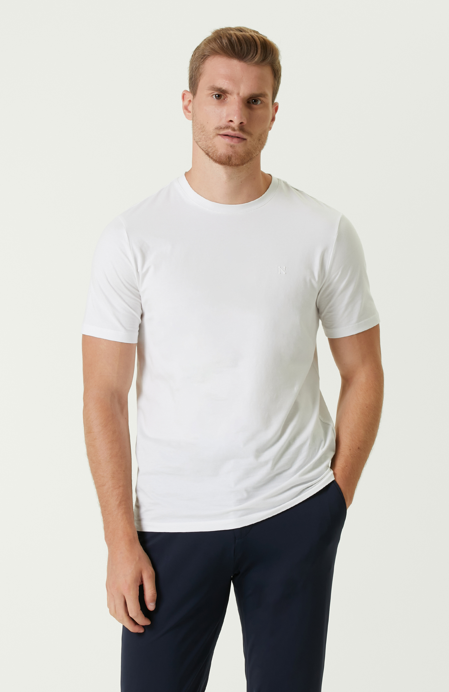Slim Fit Beyaz Logo Nakışlı Basic T-shirt Slim Fit Beyaz Logo Nakışlı Basic T-shirt