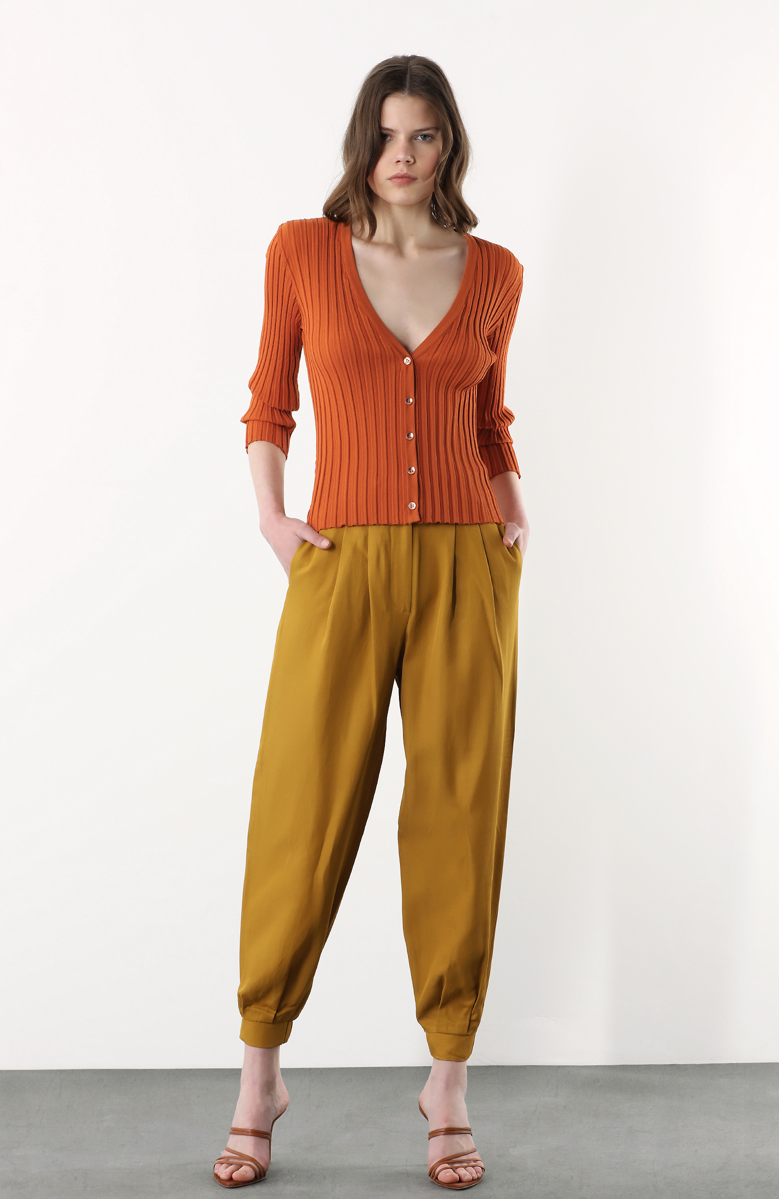 Turuncu V Yaka Çizgi Dokulu Triko