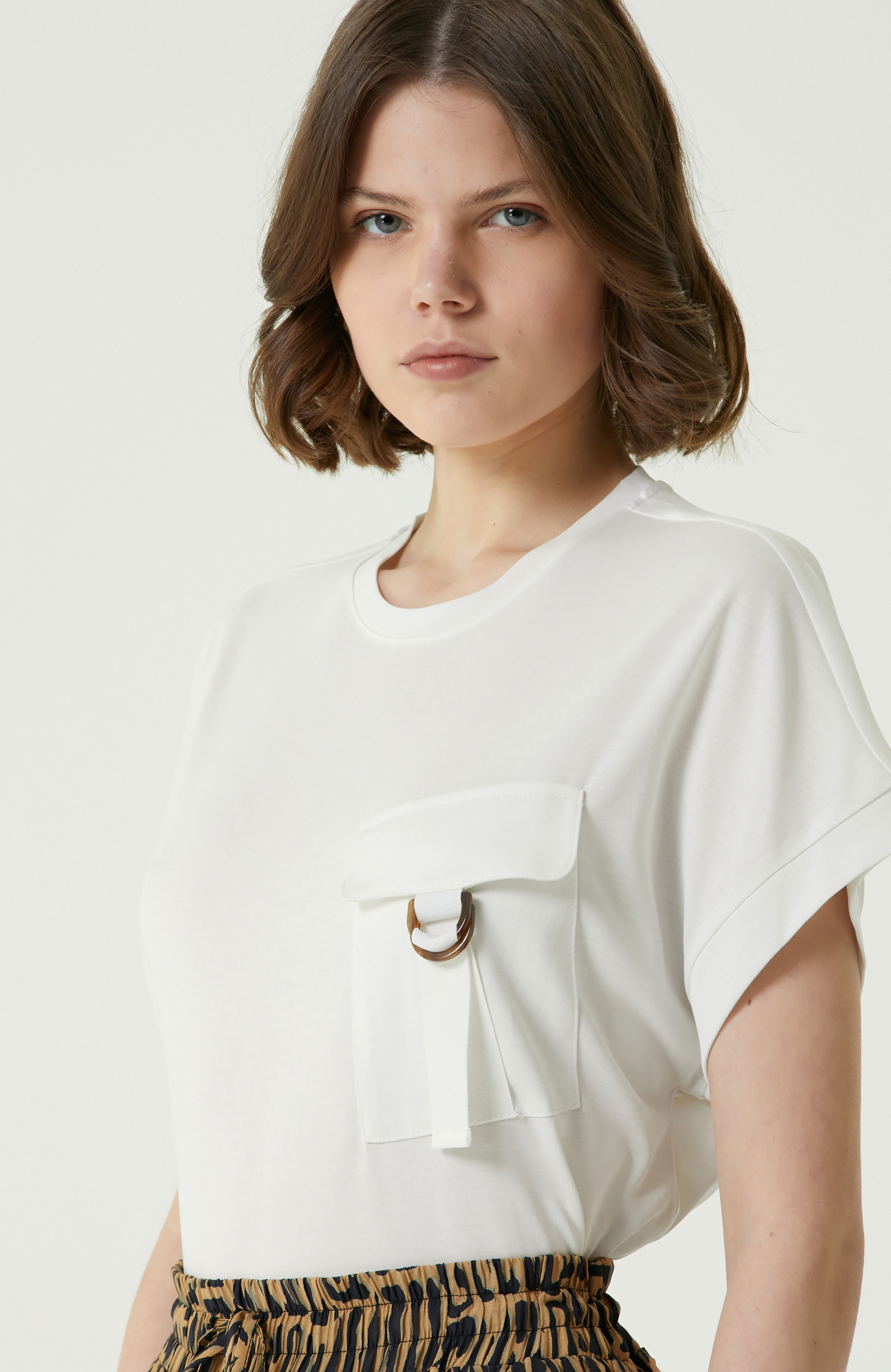 Ekru Cep Detaylı T-shirt