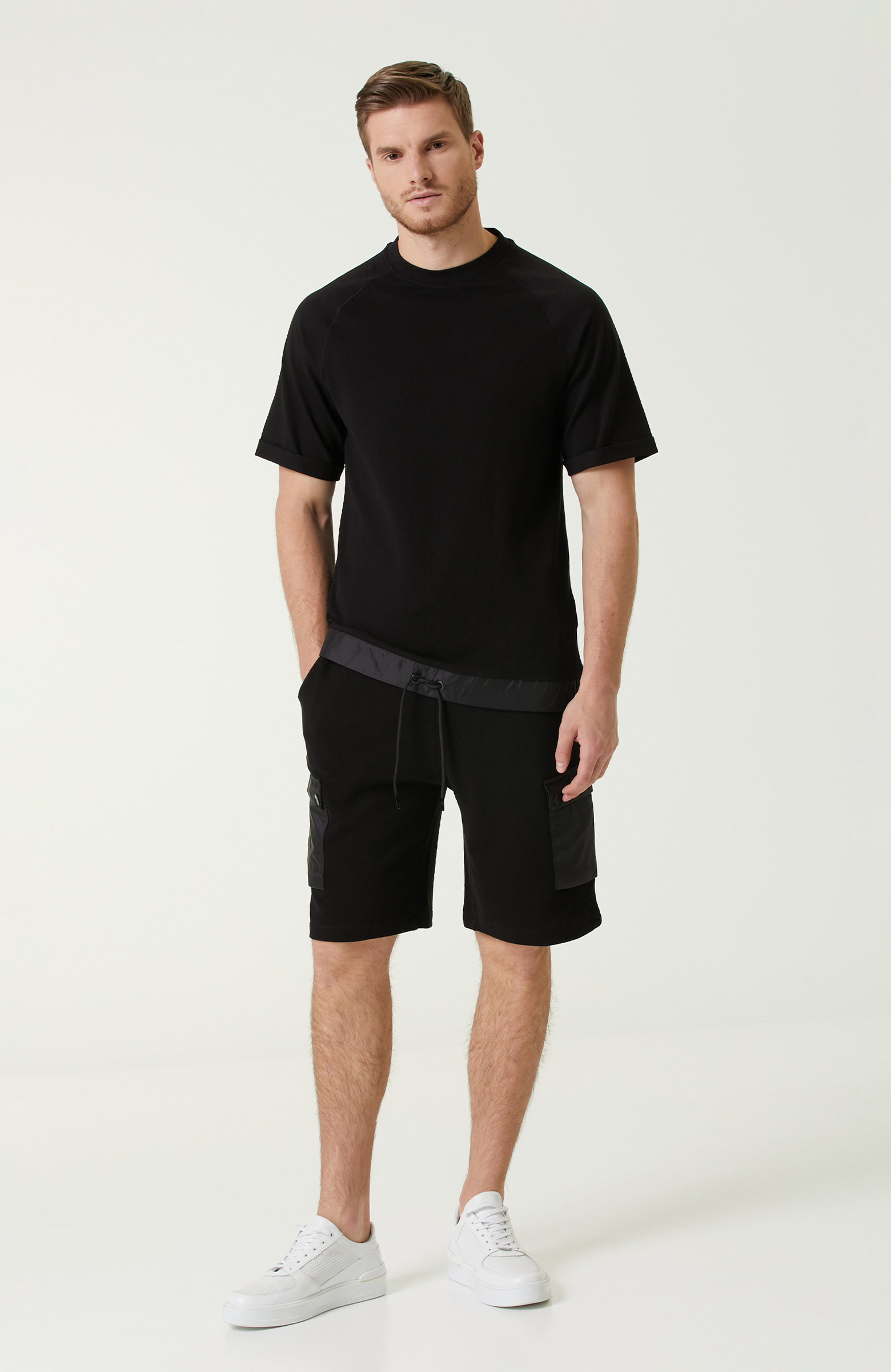 Siyah Cep Detaylı Şort