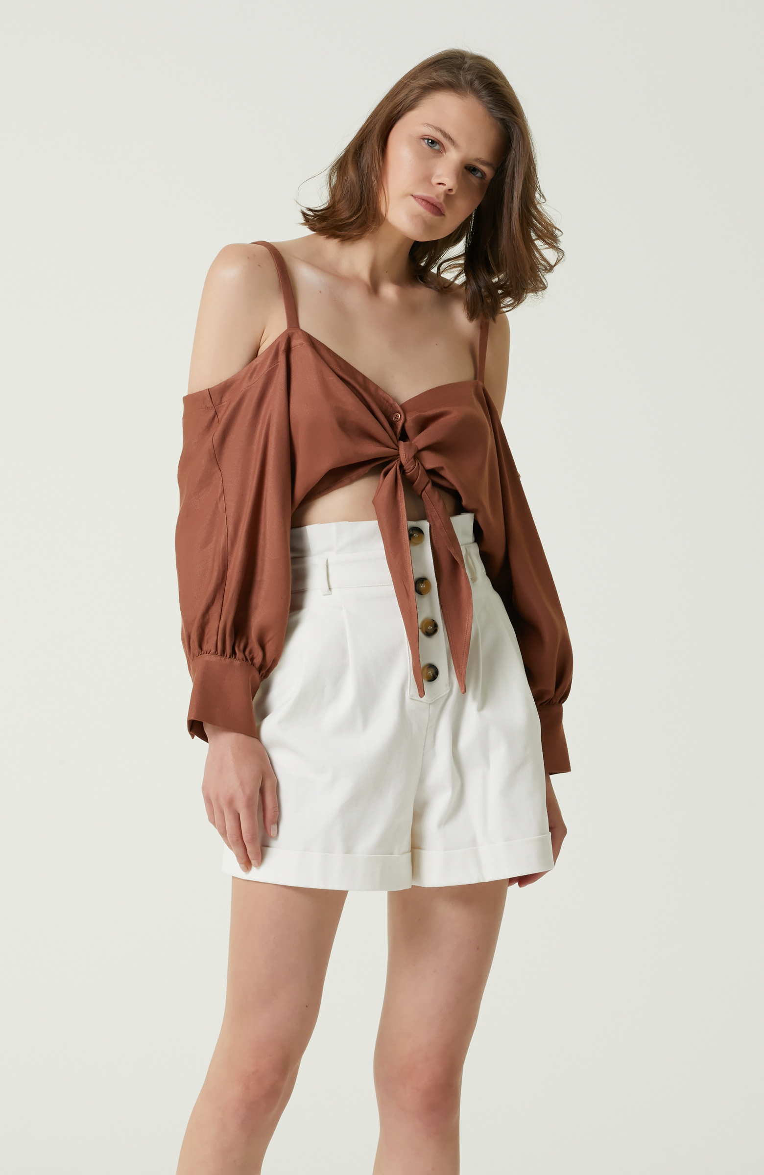 Slim Fit Taba V Yaka Askılı Bluz Slim Fit Taba V Yaka Askılı Bluz