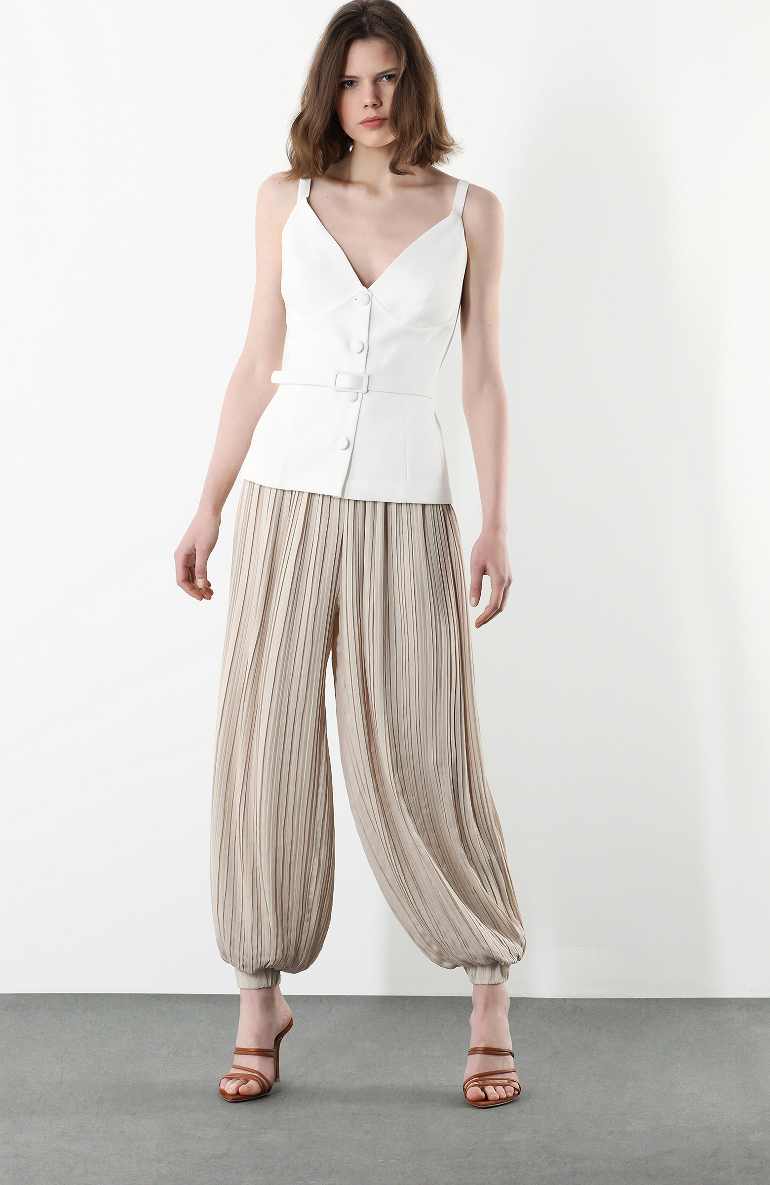 Ekru Düğme Detaylı Bluz