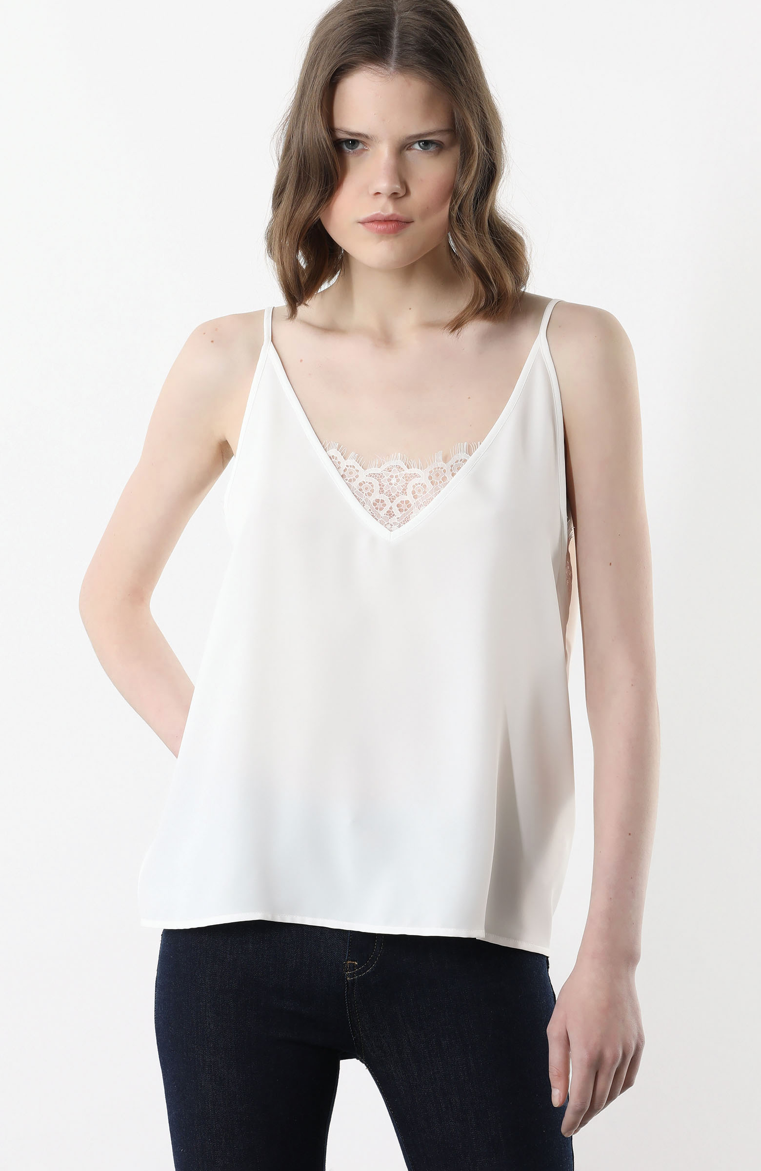 Ekru V Yaka Askılı Dantelli Bluz