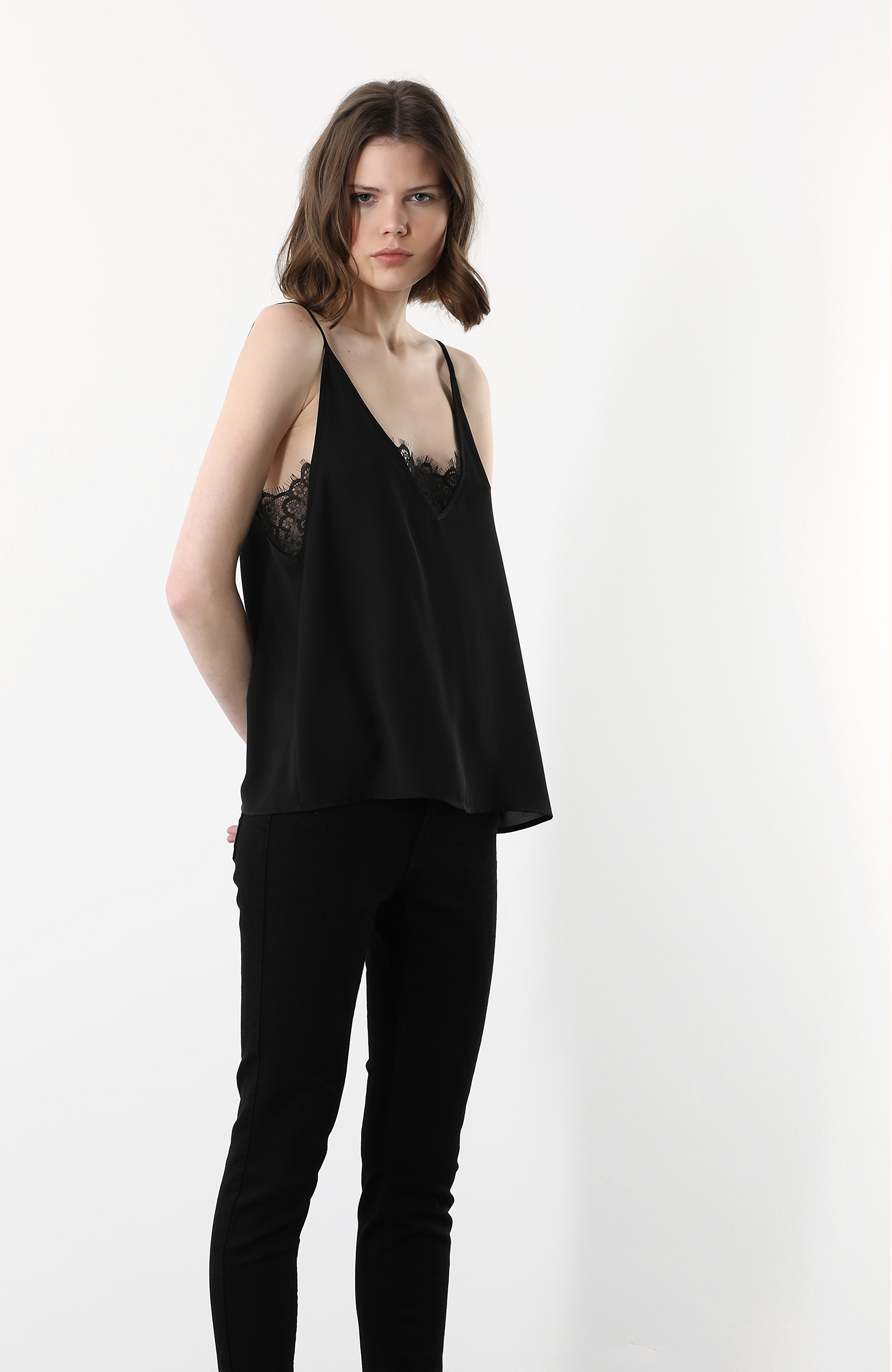 Siyah V Yaka Askılı Dantelli Bluz Siyah V Yaka Askılı Dantelli Bluz