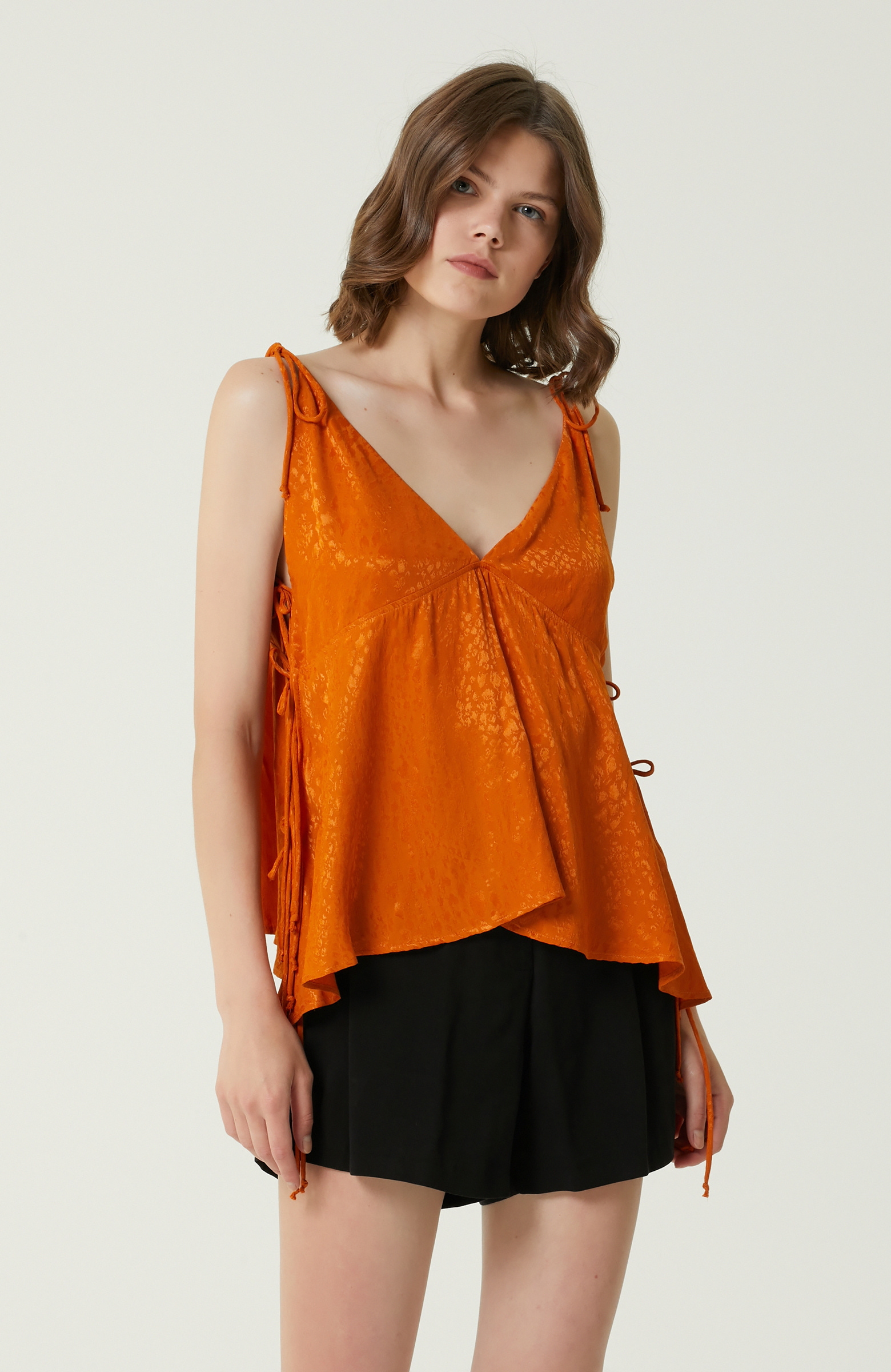 Slim Fit Turuncu V Yaka Jakarlı Bluz