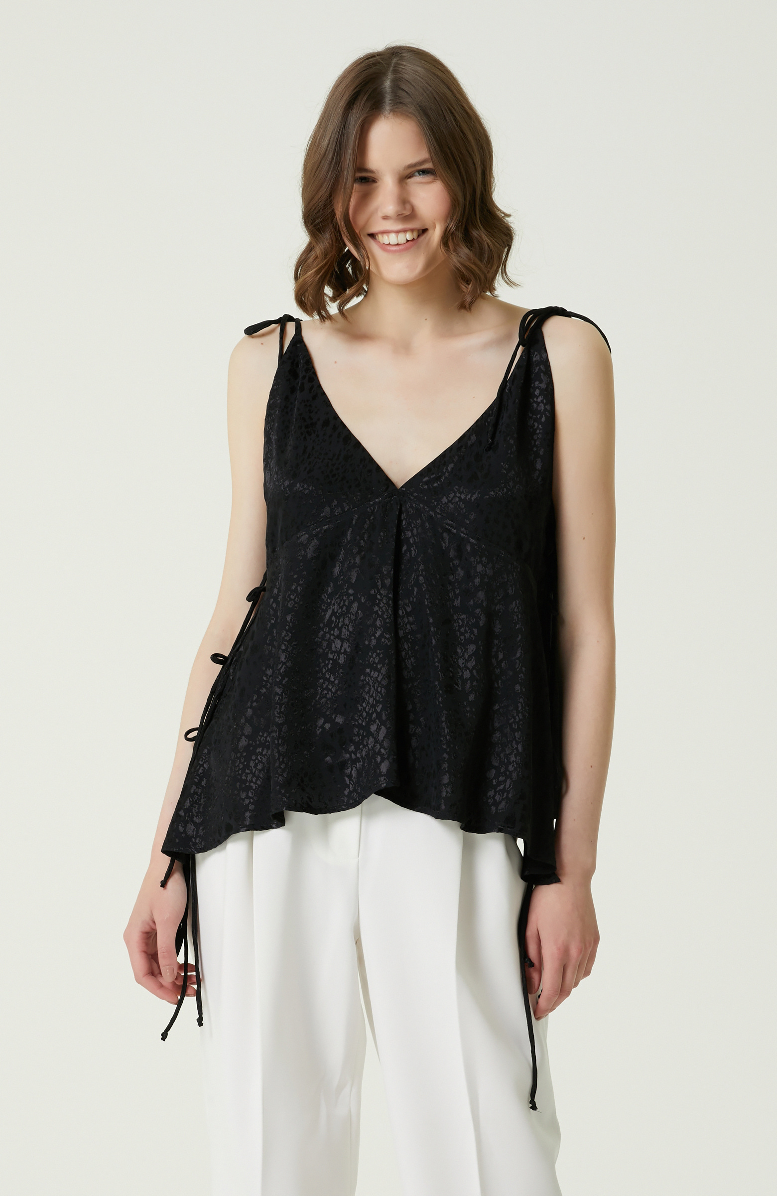 Slim Fit Siyah Desenli V Yaka Bluz