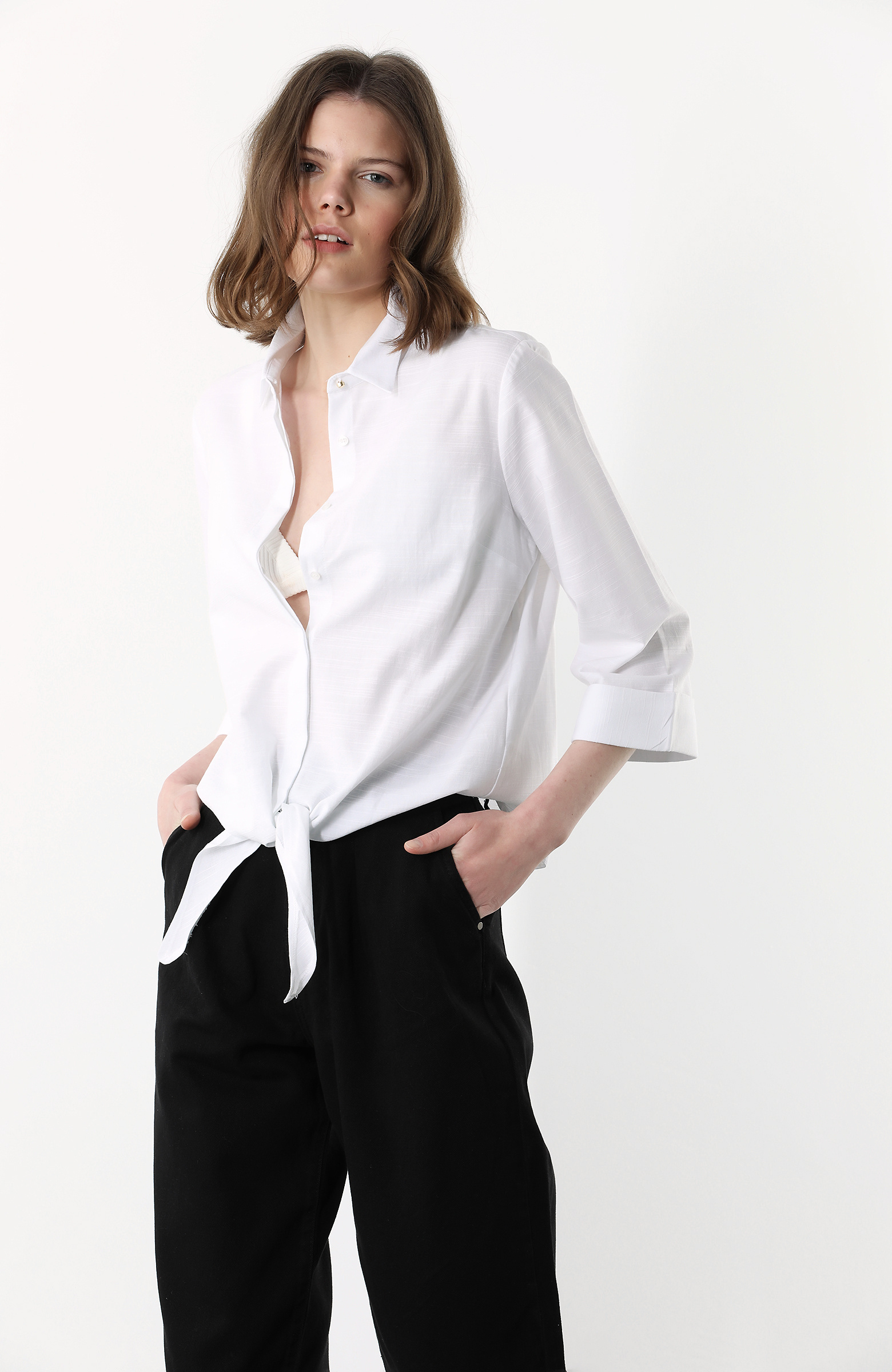 Regular Fit Beyaz Bağcıklı Gömlek Regular Fit Beyaz Bağcıklı Gömlek