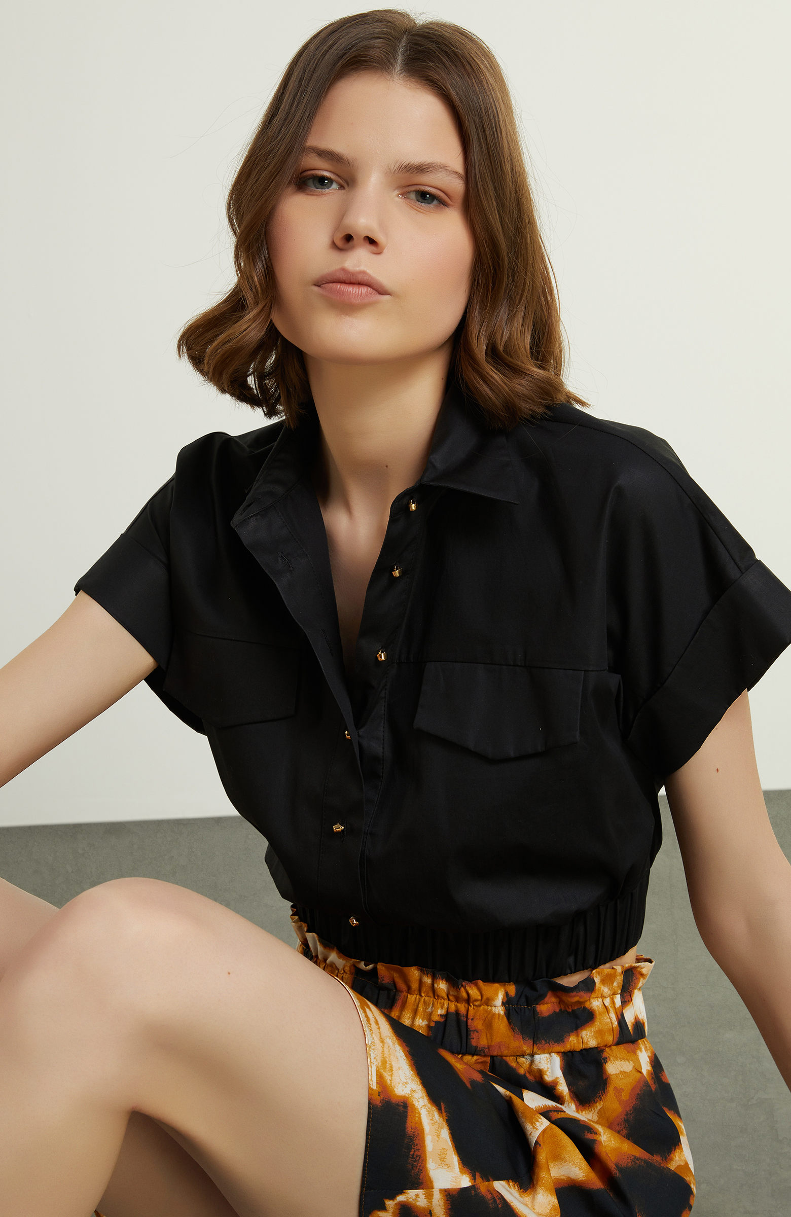 Slim Fit Siyah Polo Yaka Cropped Gömlek Slim Fit Siyah Polo Yaka Cropped Gömlek