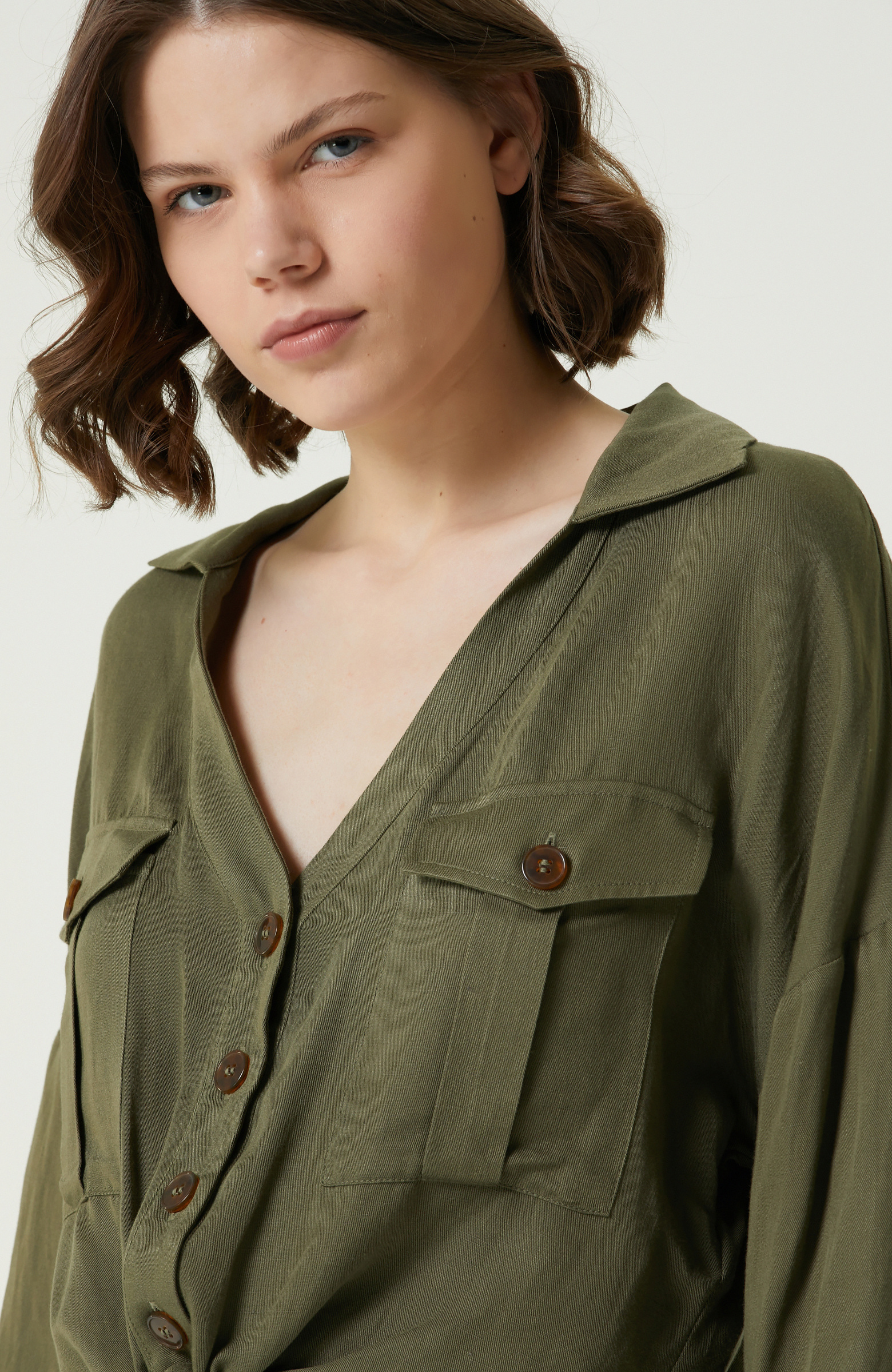 Slim Fit Haki V Yaka Gömlek