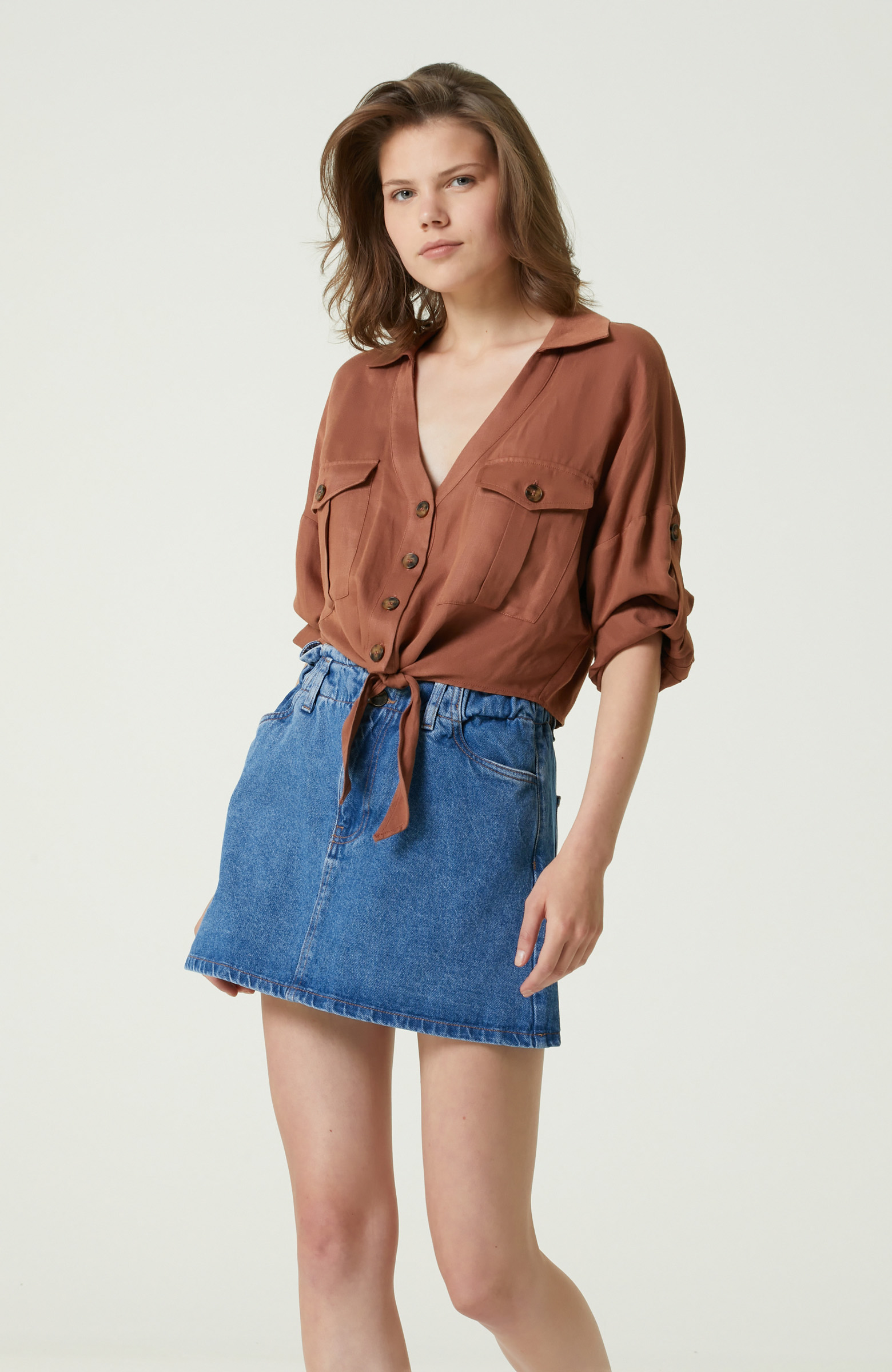 Slim Fit Kahverengi Bağlama Detaylı Gömlek Slim Fit Kahverengi Bağlama Detaylı Gömlek