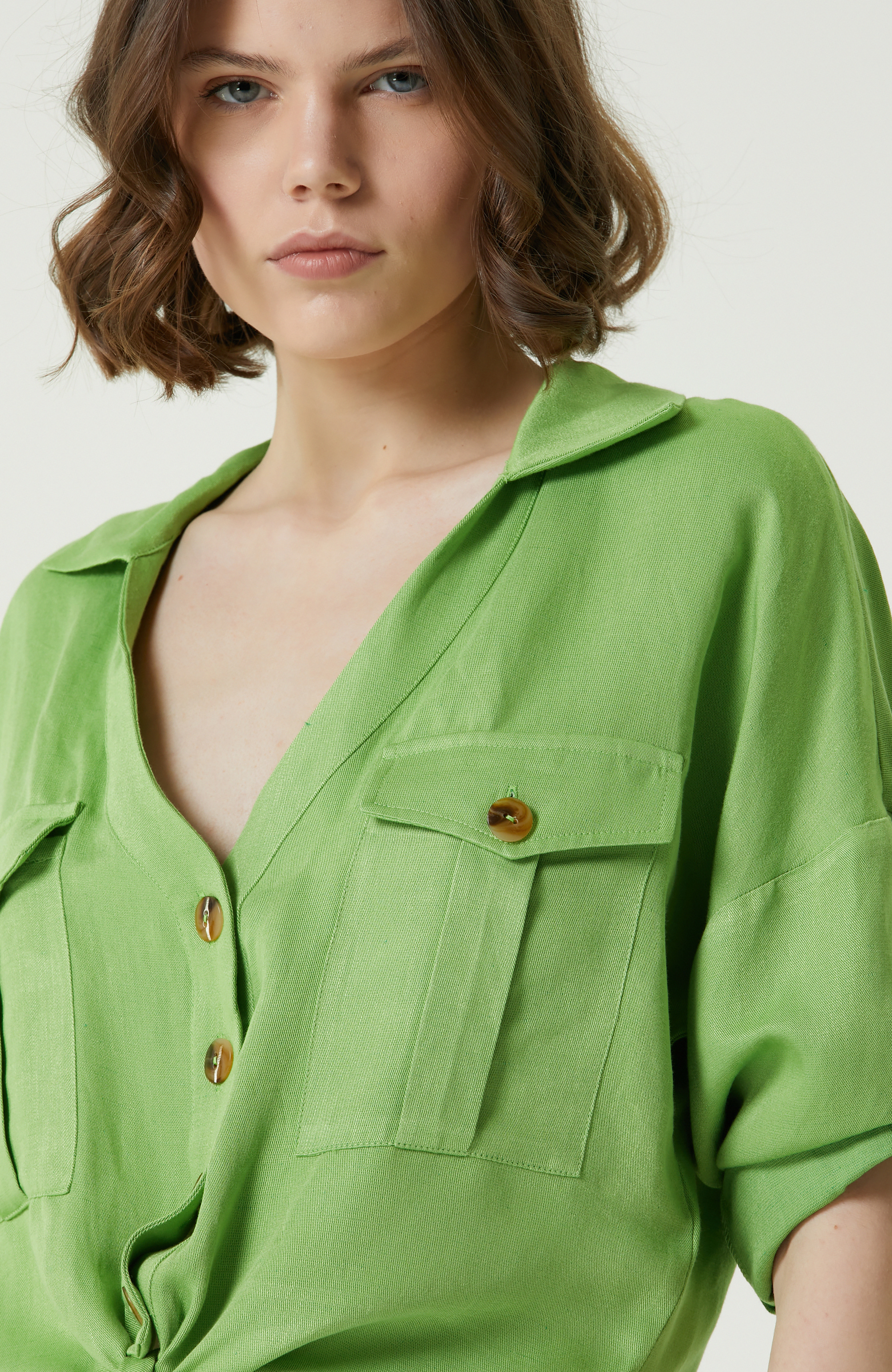 Slim Fit Yeşil Yaka Detaylı Gömlek