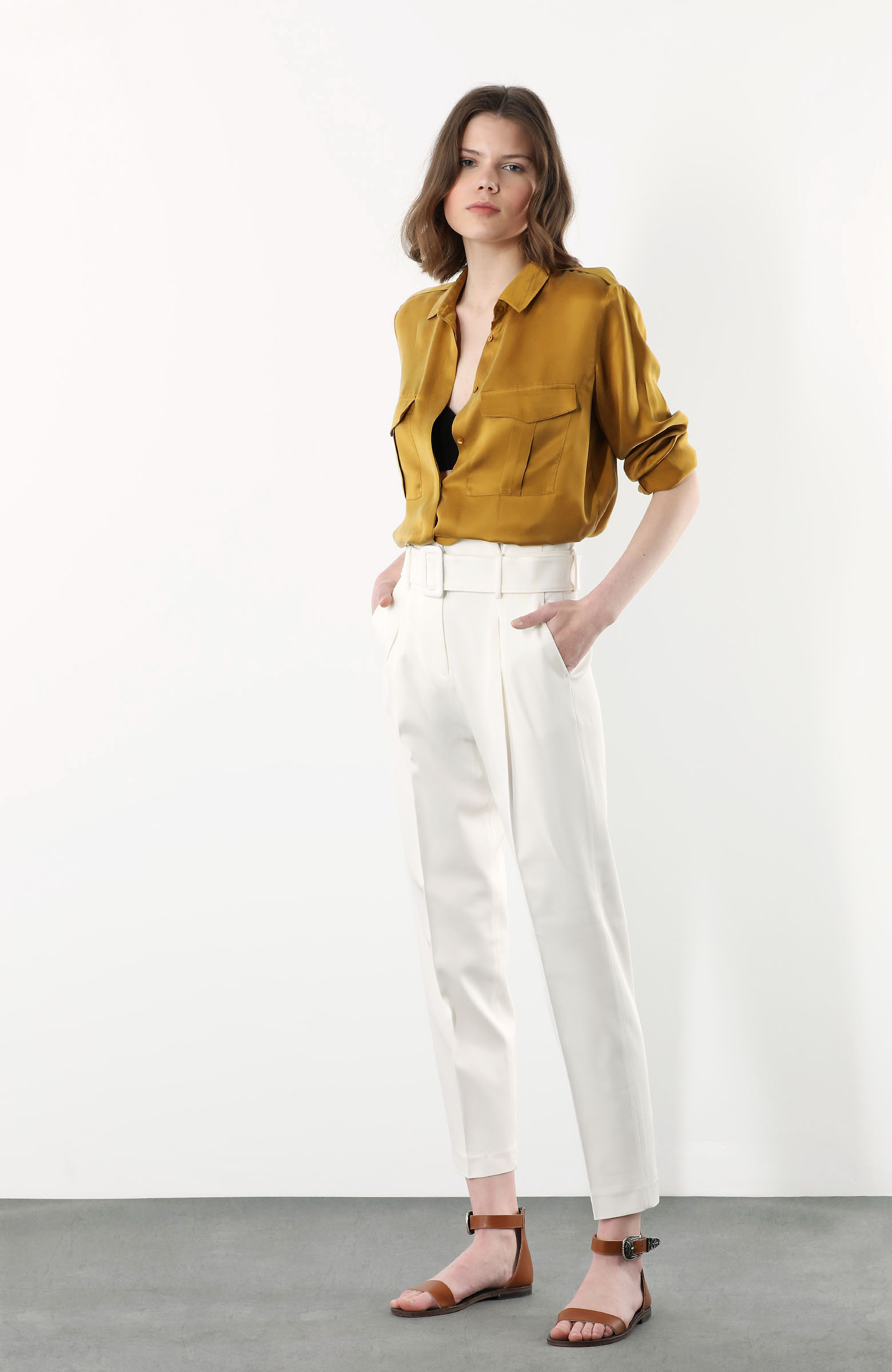 Ekru Kemer Detaylı Pantolon