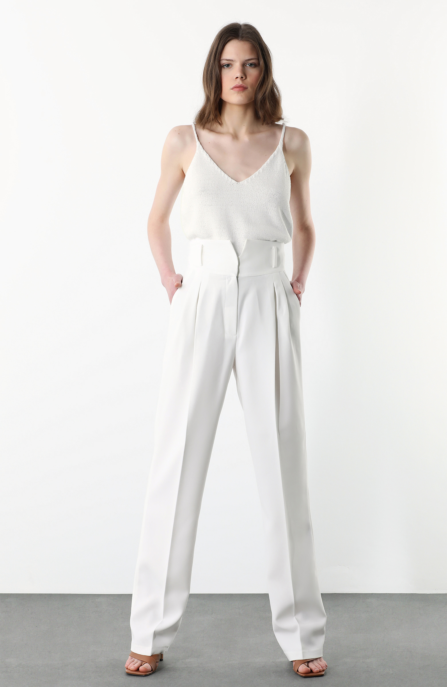 Regular Fit Ekru Yüksek Bel Pili Detaylı Pantolon