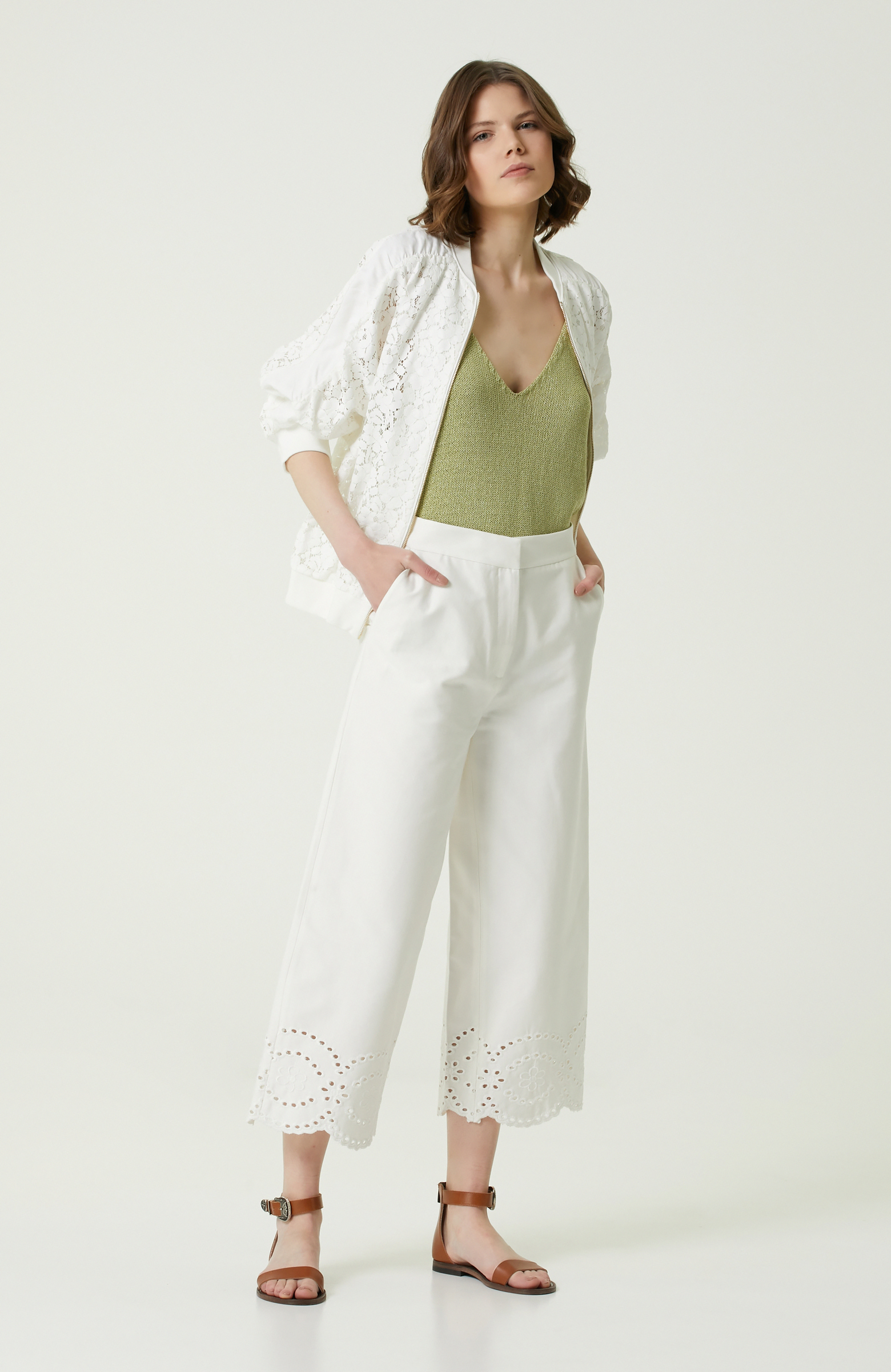 Regular Fit Beyaz Geniş Paça Pantolon Regular Fit Beyaz Geniş Paça Pantolon