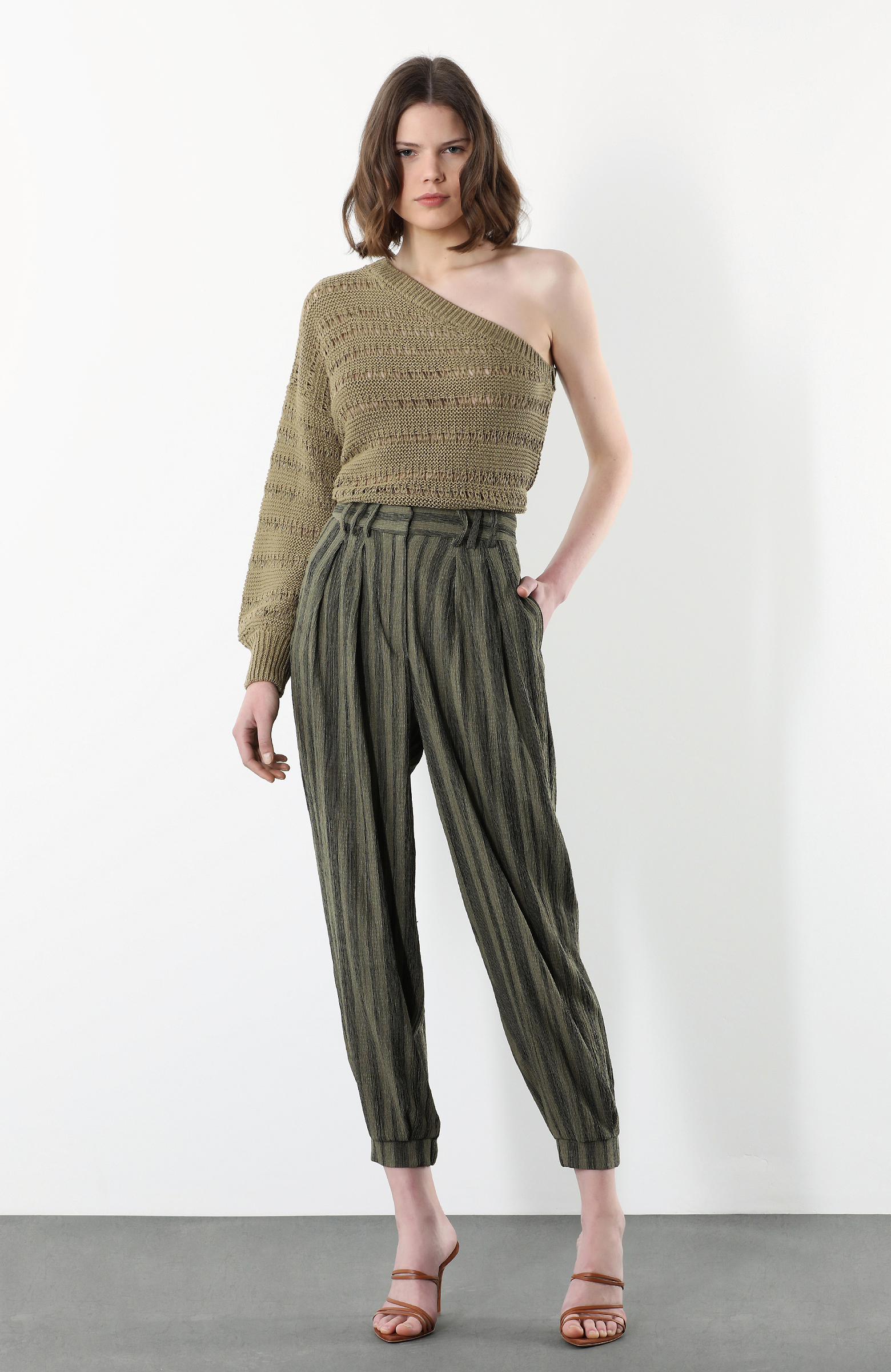 Regular Fit Haki Çizgili Pili Detaylı Pantolon Regular Fit Haki Çizgili Pili Detaylı Pantolon