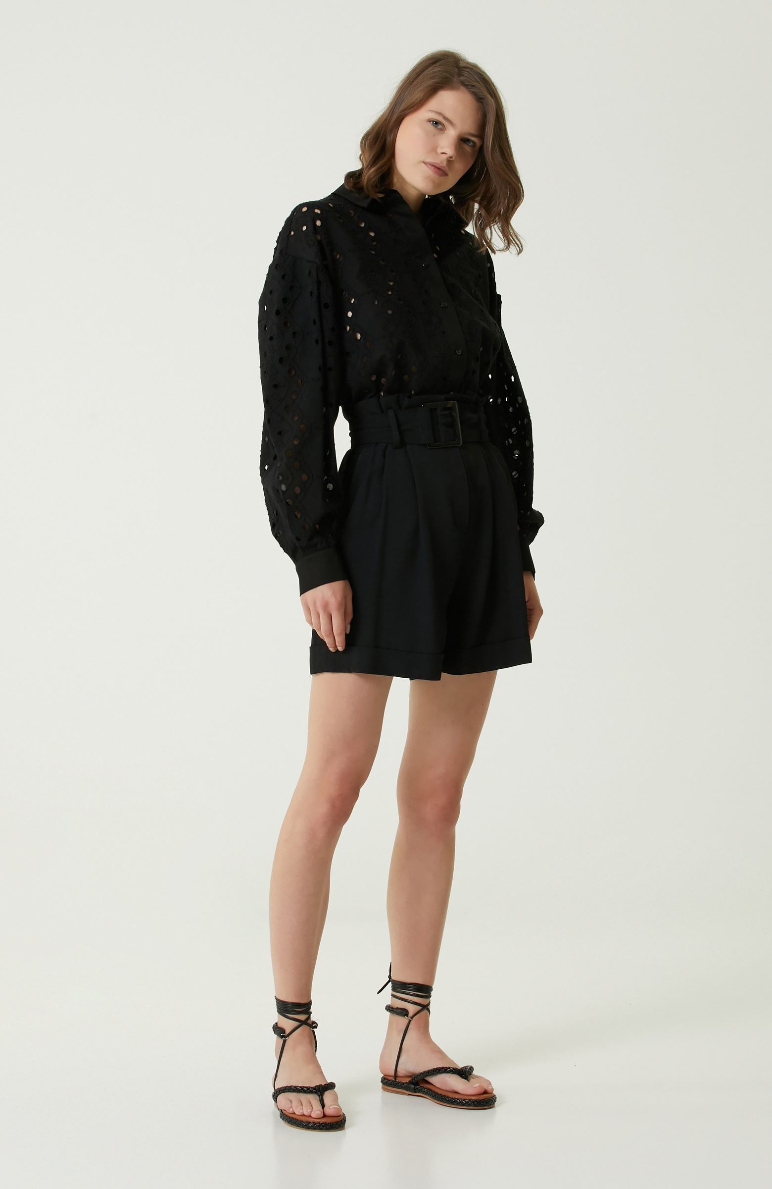 Siyah Kemer Detaylı Şort