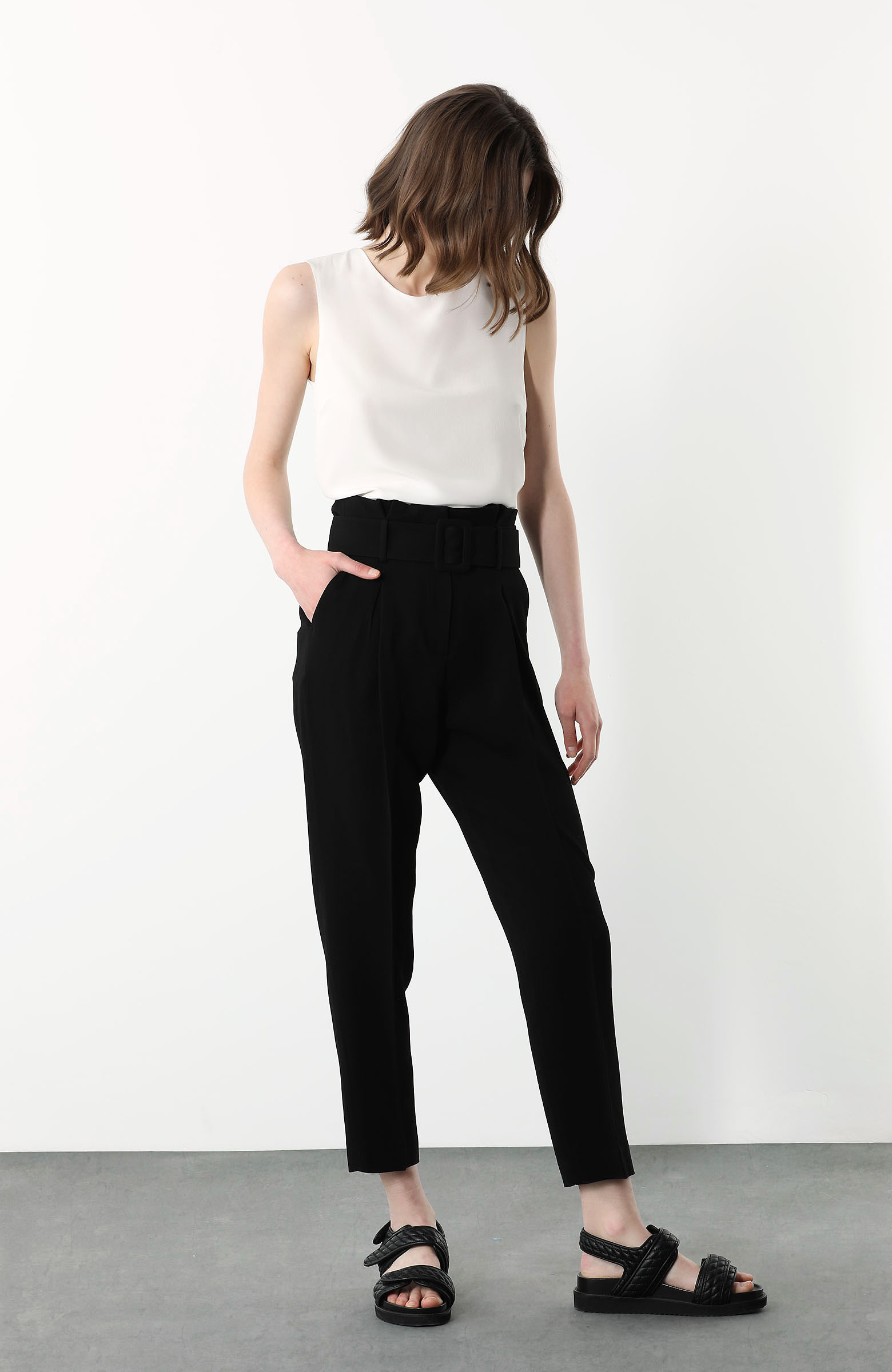 Siyah Kemer Detaylı Pantolon