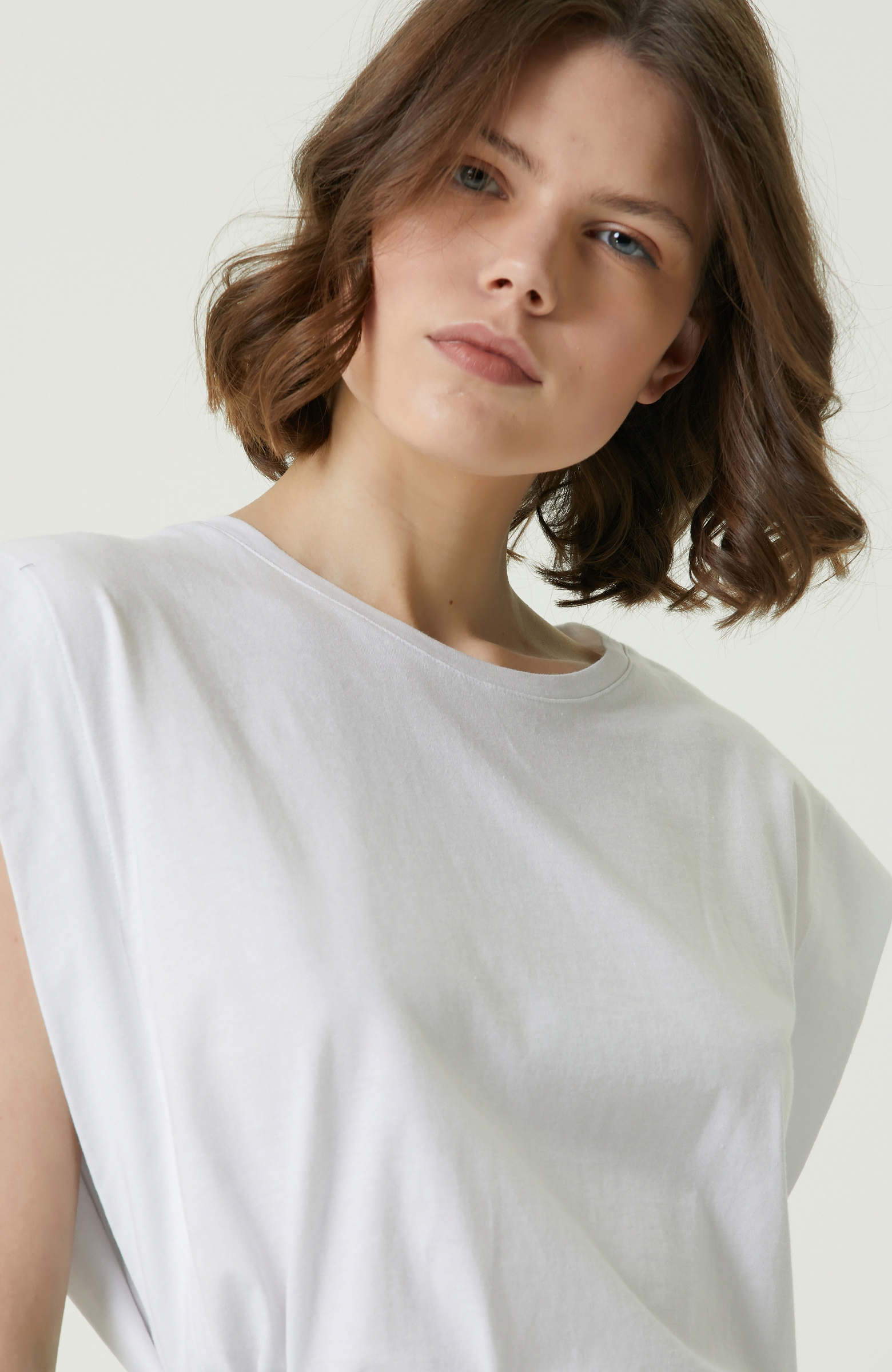 Beyaz Kol Detaylı T-shirt