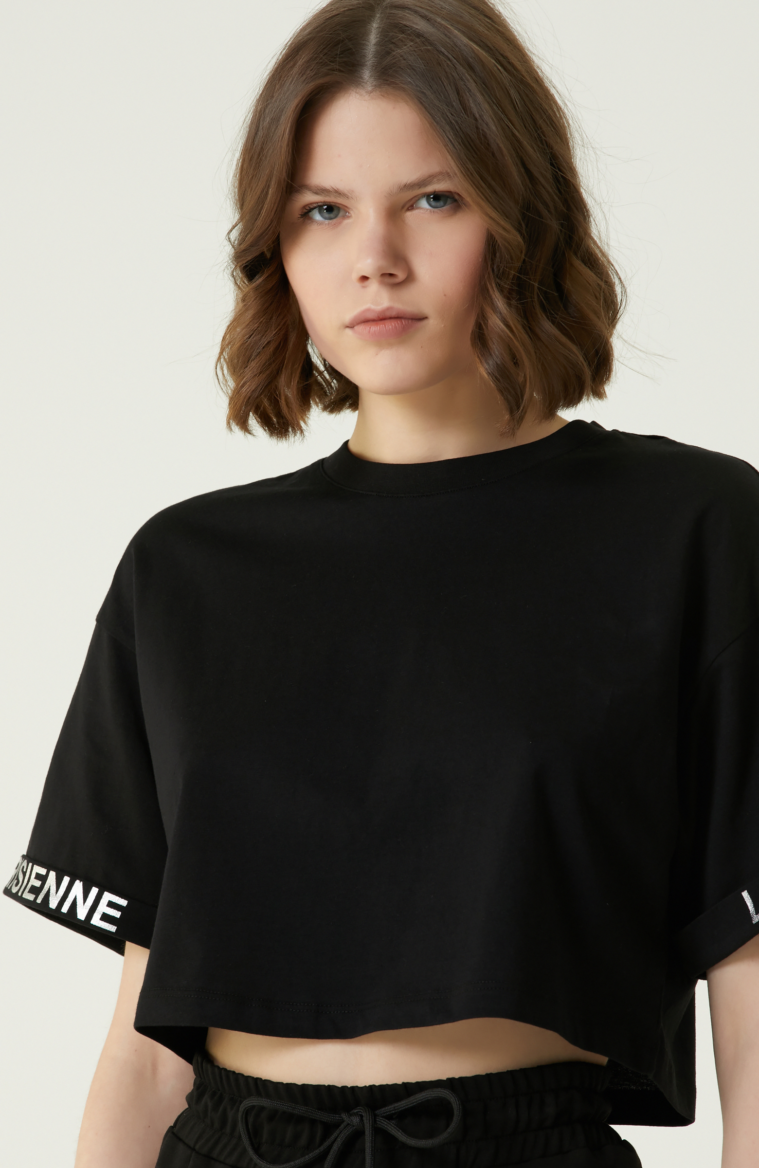 Siyah Baskı Detaylı Cropped T-shirt Siyah Baskı Detaylı Cropped T-shirt