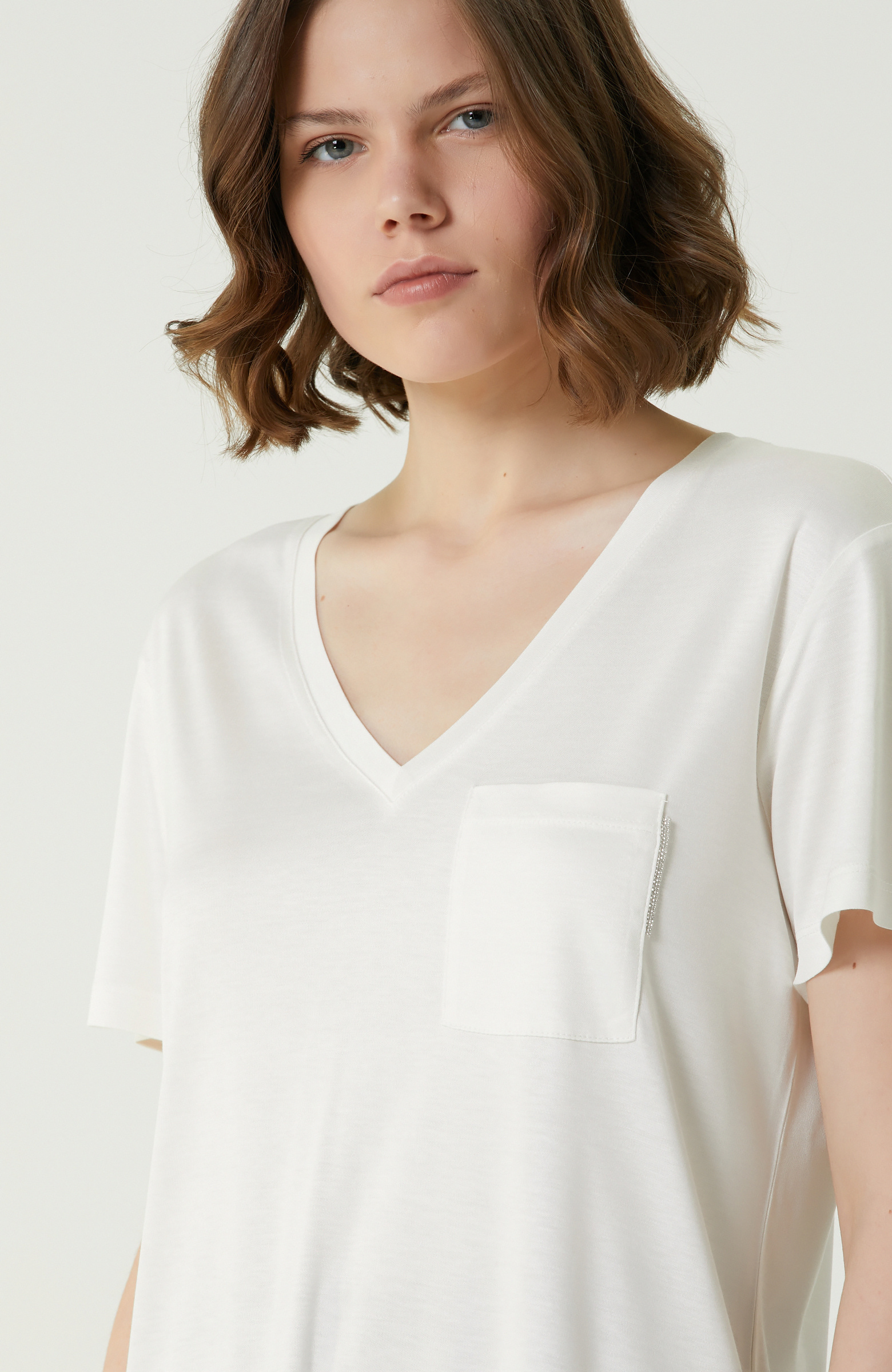 Ekru V Yaka Cep Detaylı T-shirt