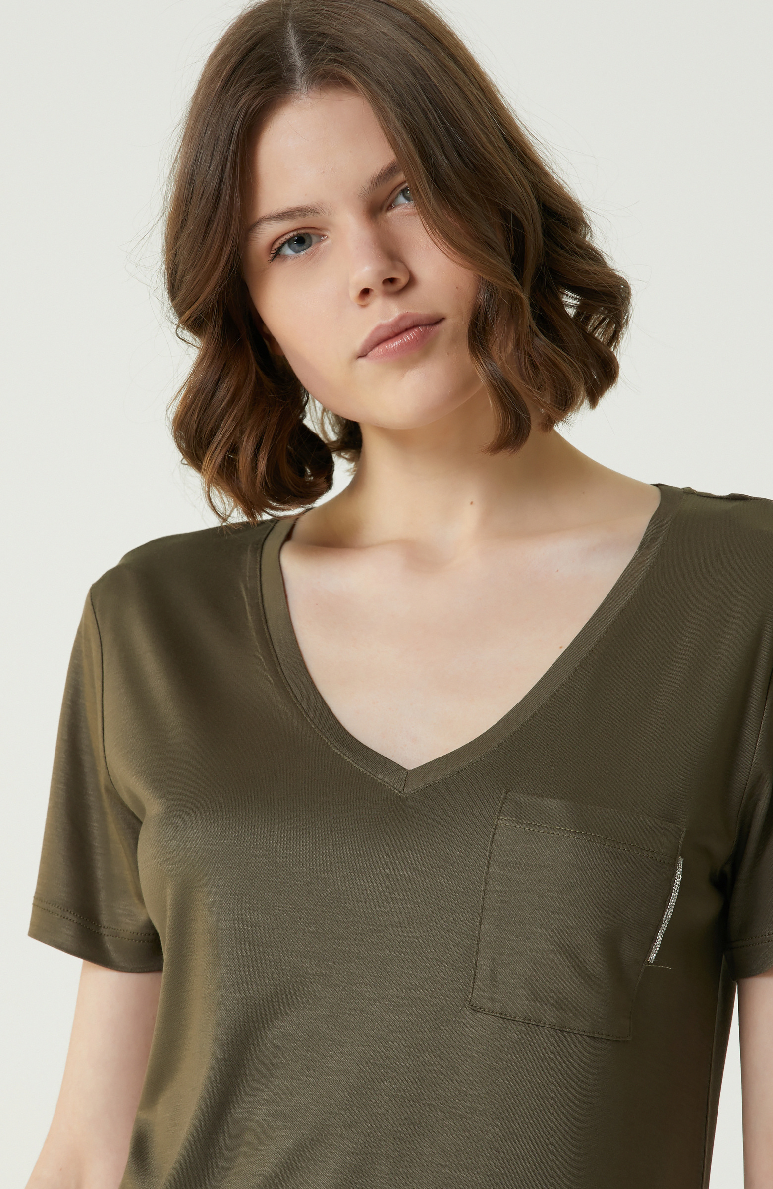 Haki V Yaka Cep Detaylı T-shirt Haki V Yaka Cep Detaylı T-shirt