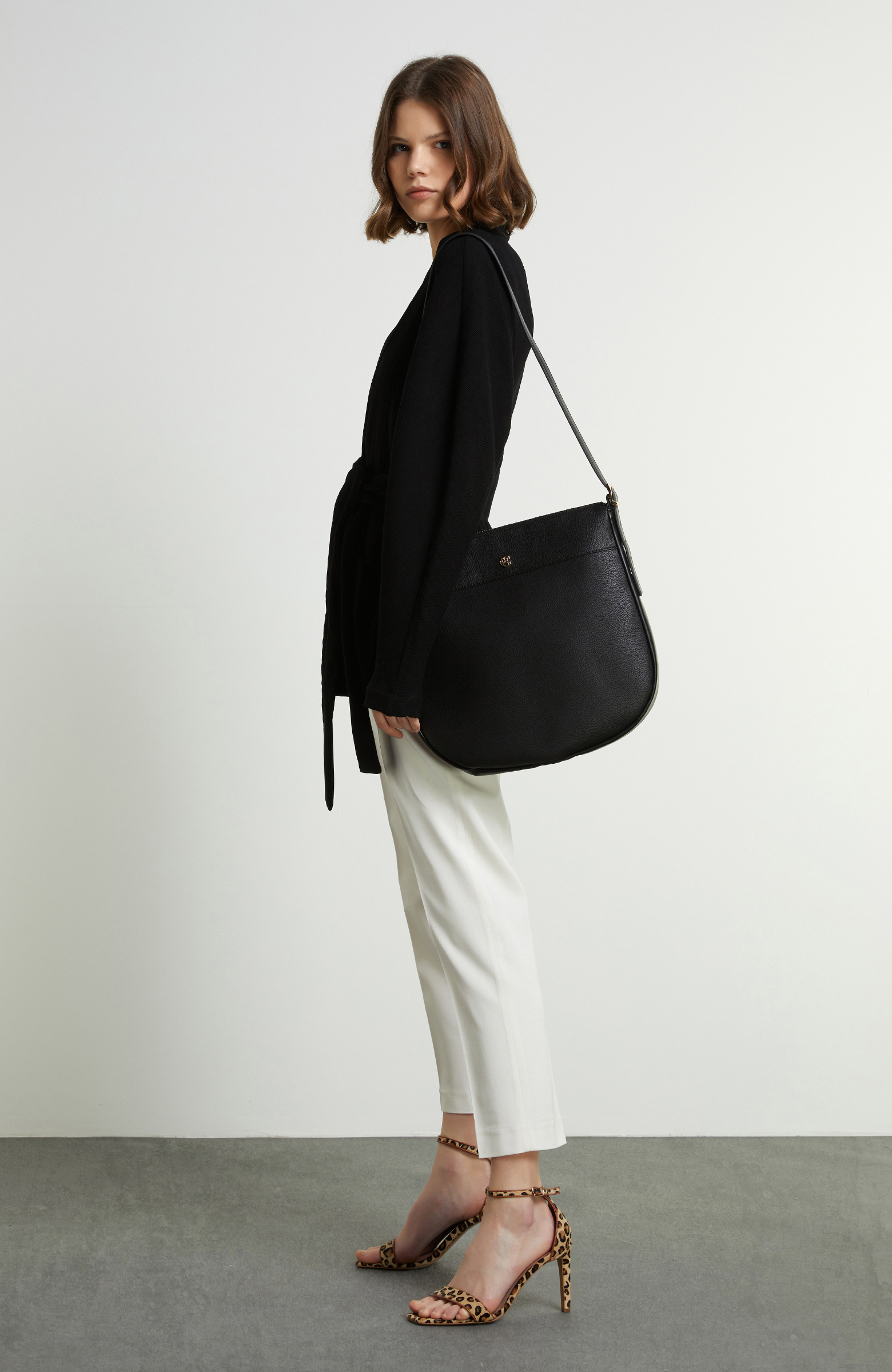 Siyah Kadın Postacı Çantası