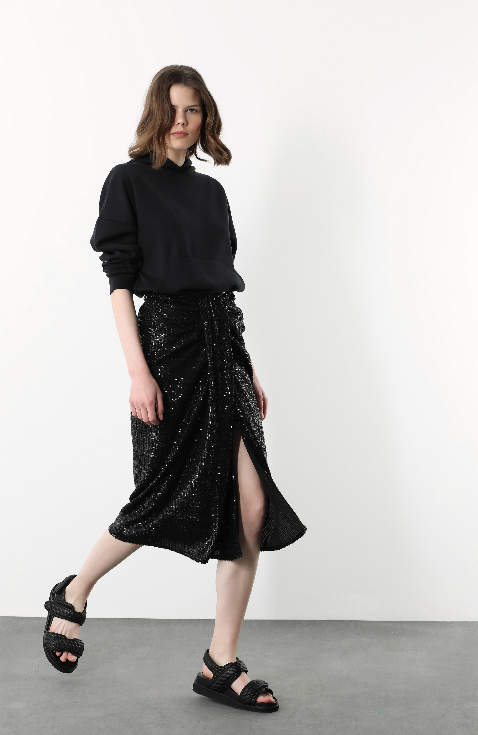 Siyah Drape Detaylı Payetli Midi Etek Siyah Drape Detaylı Payetli Midi Etek