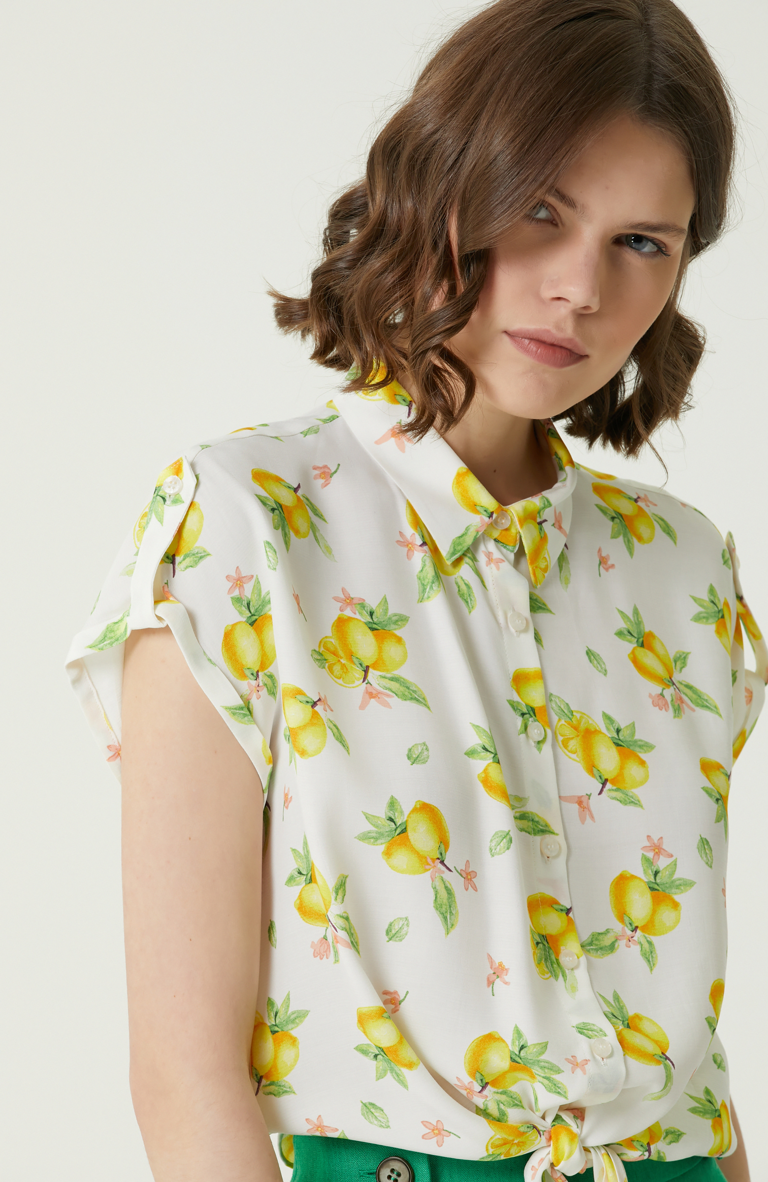 Basic Fit Beyaz Limon Desenli Gömlek Basic Fit Beyaz Limon Desenli Gömlek
