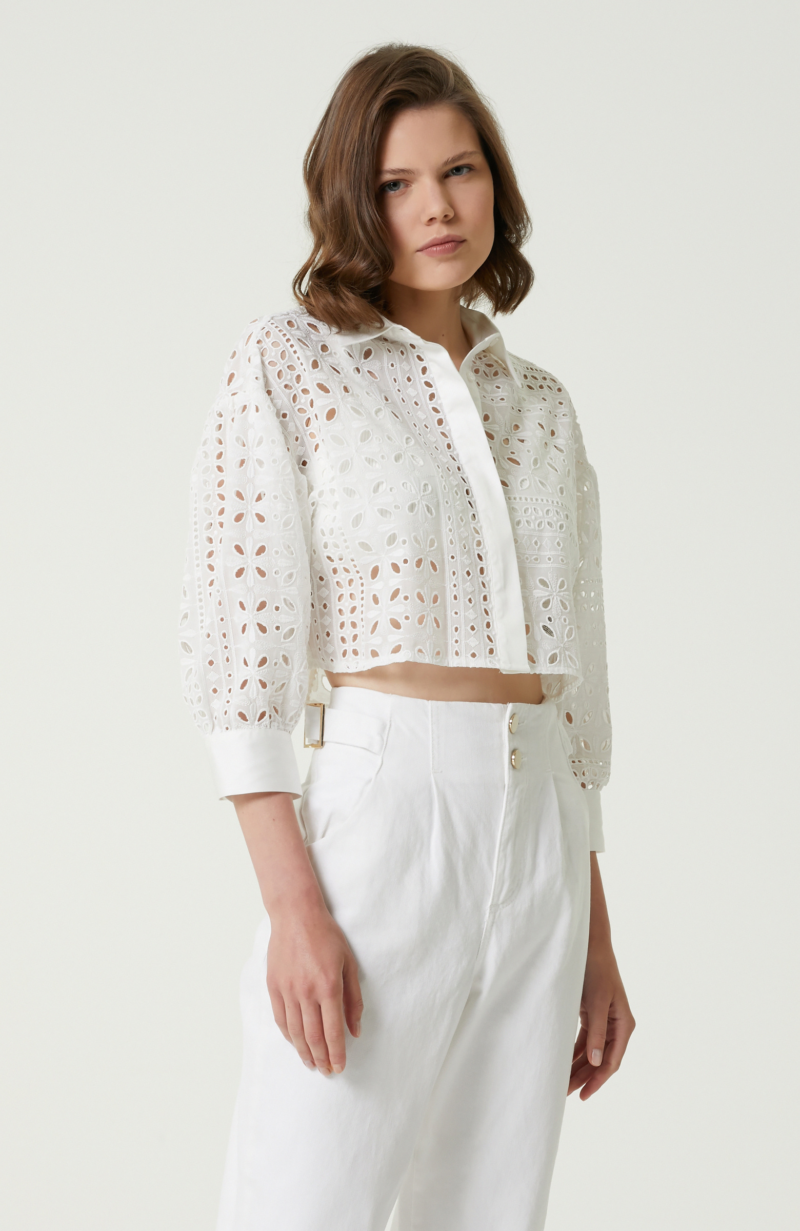 Basic Fit Beyaz İngiliz Yaka Güpür Gömlek Basic Fit Beyaz İngiliz Yaka Güpür Gömlek