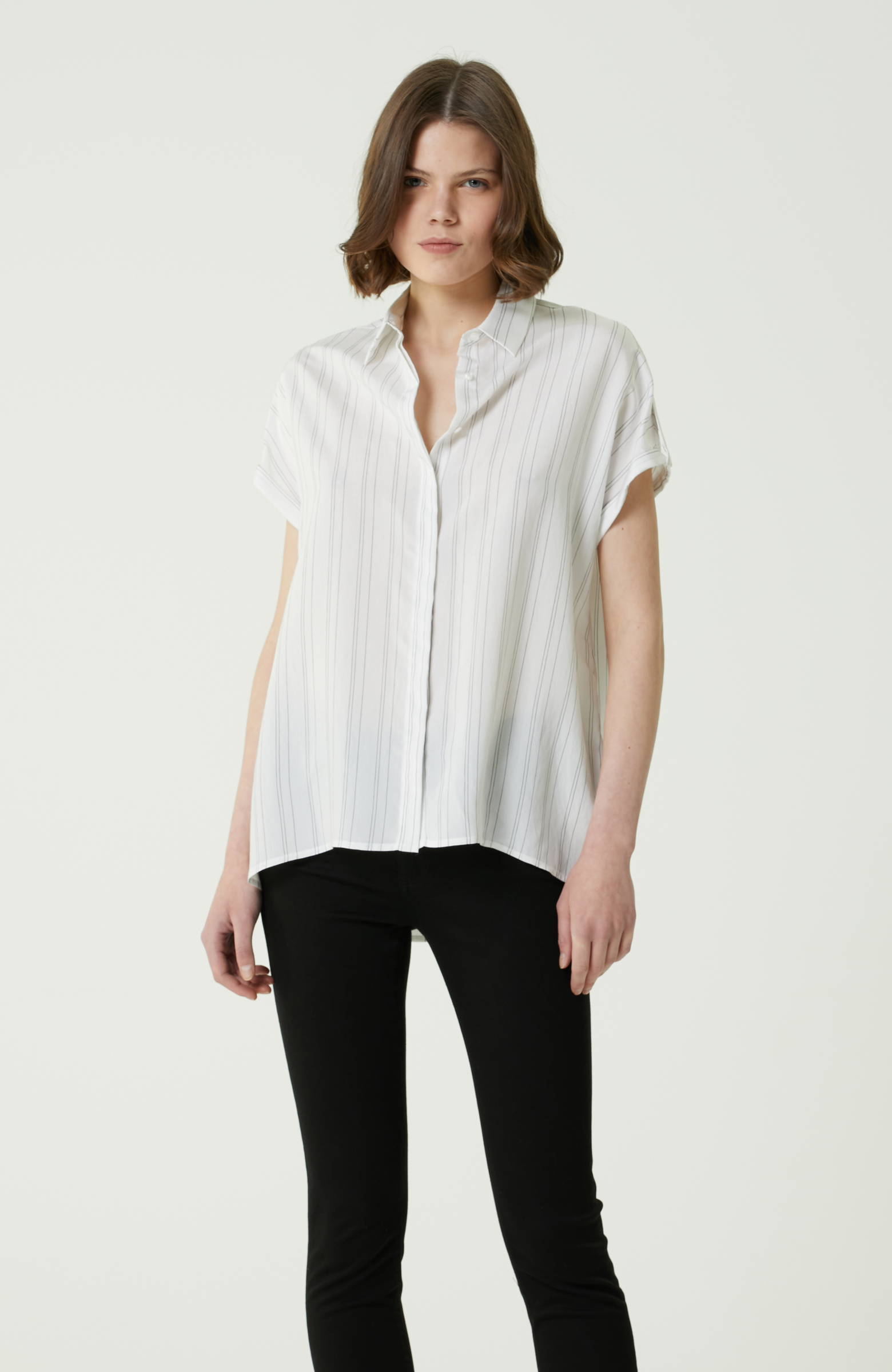 Basic Fit Beyaz Çizgili Kısa Kol Gömlek