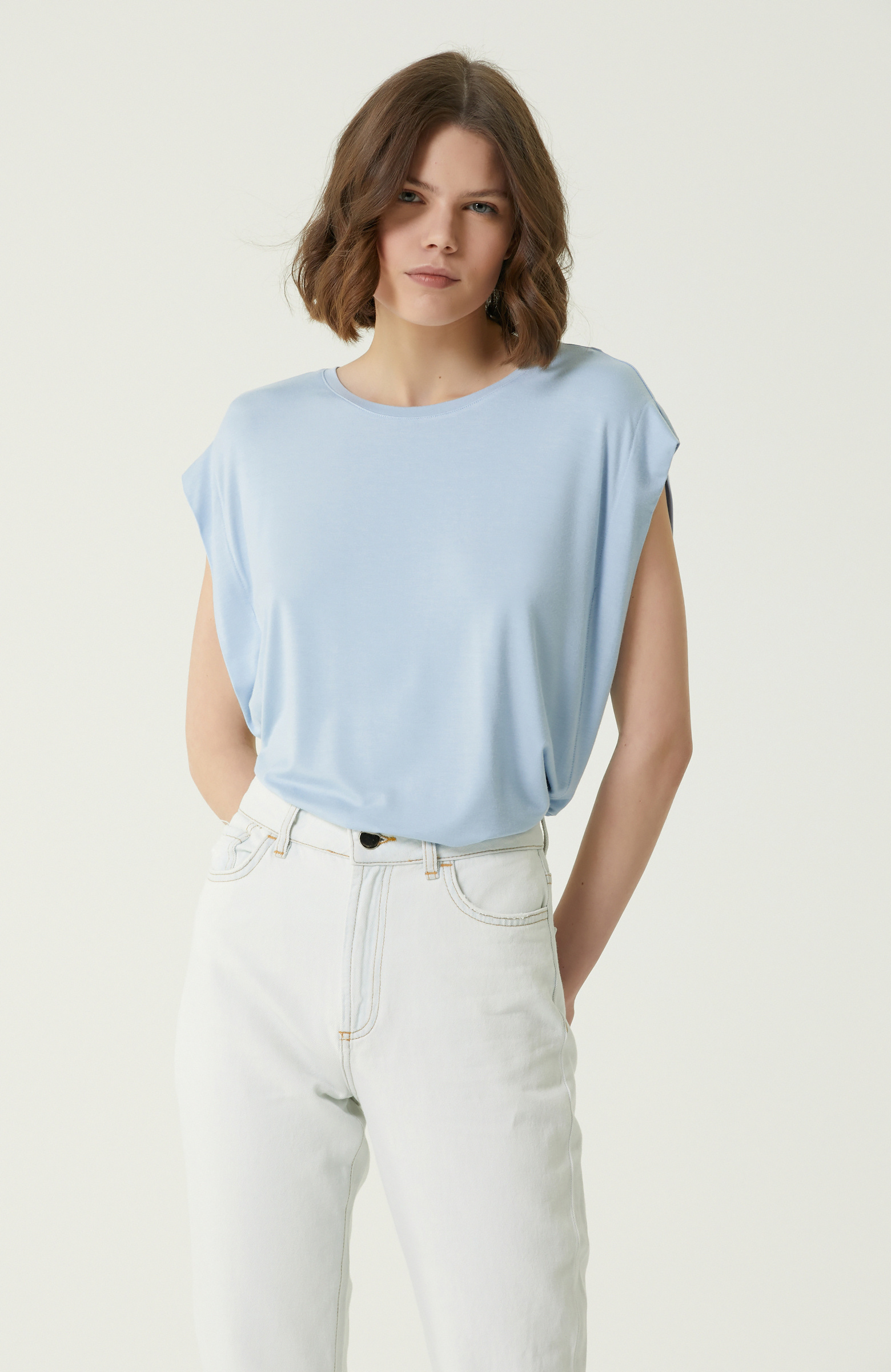 Mavi Kol Detaylı T-shirt