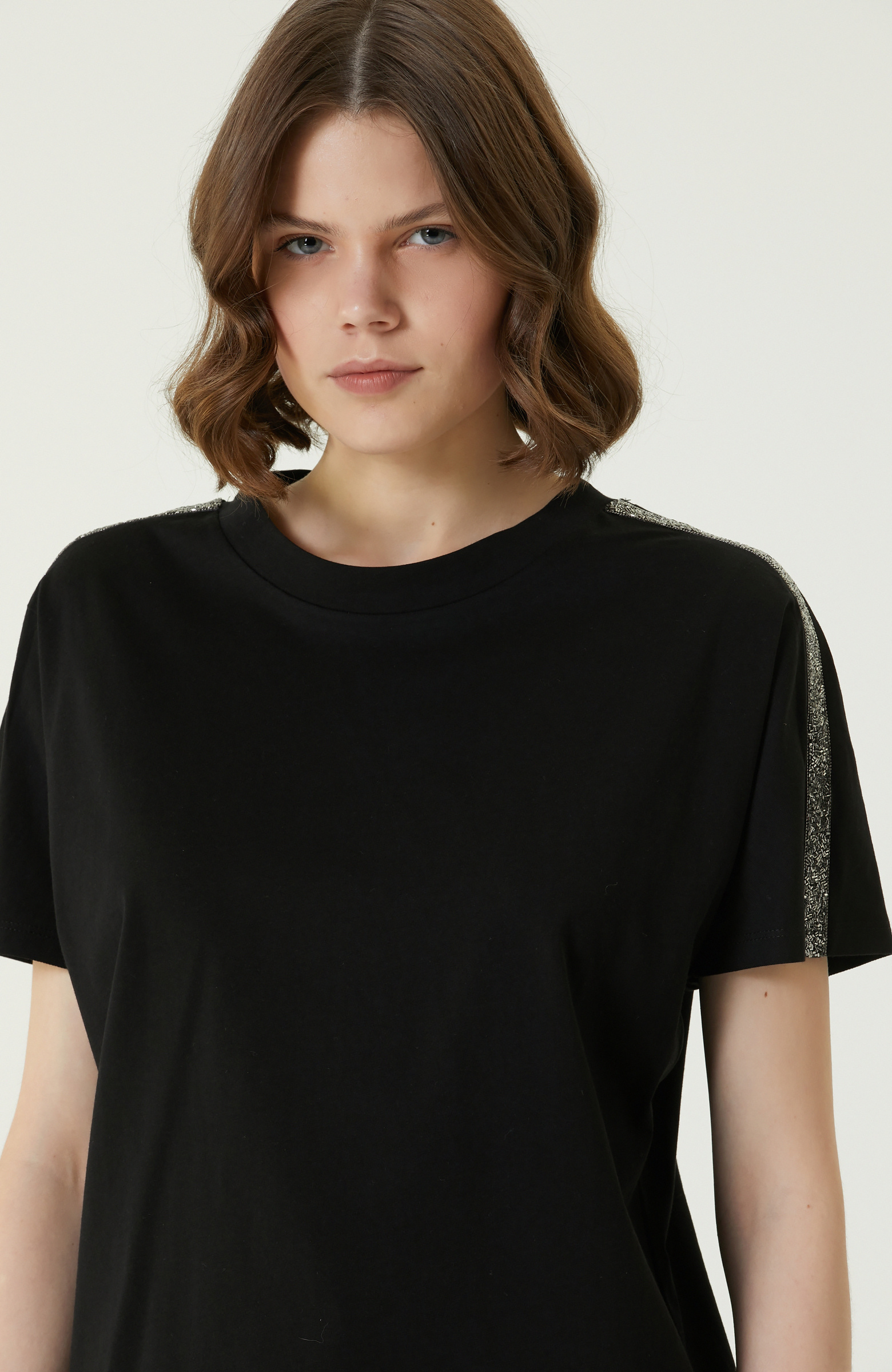 Siyah İşleme Detaylı T-shirt