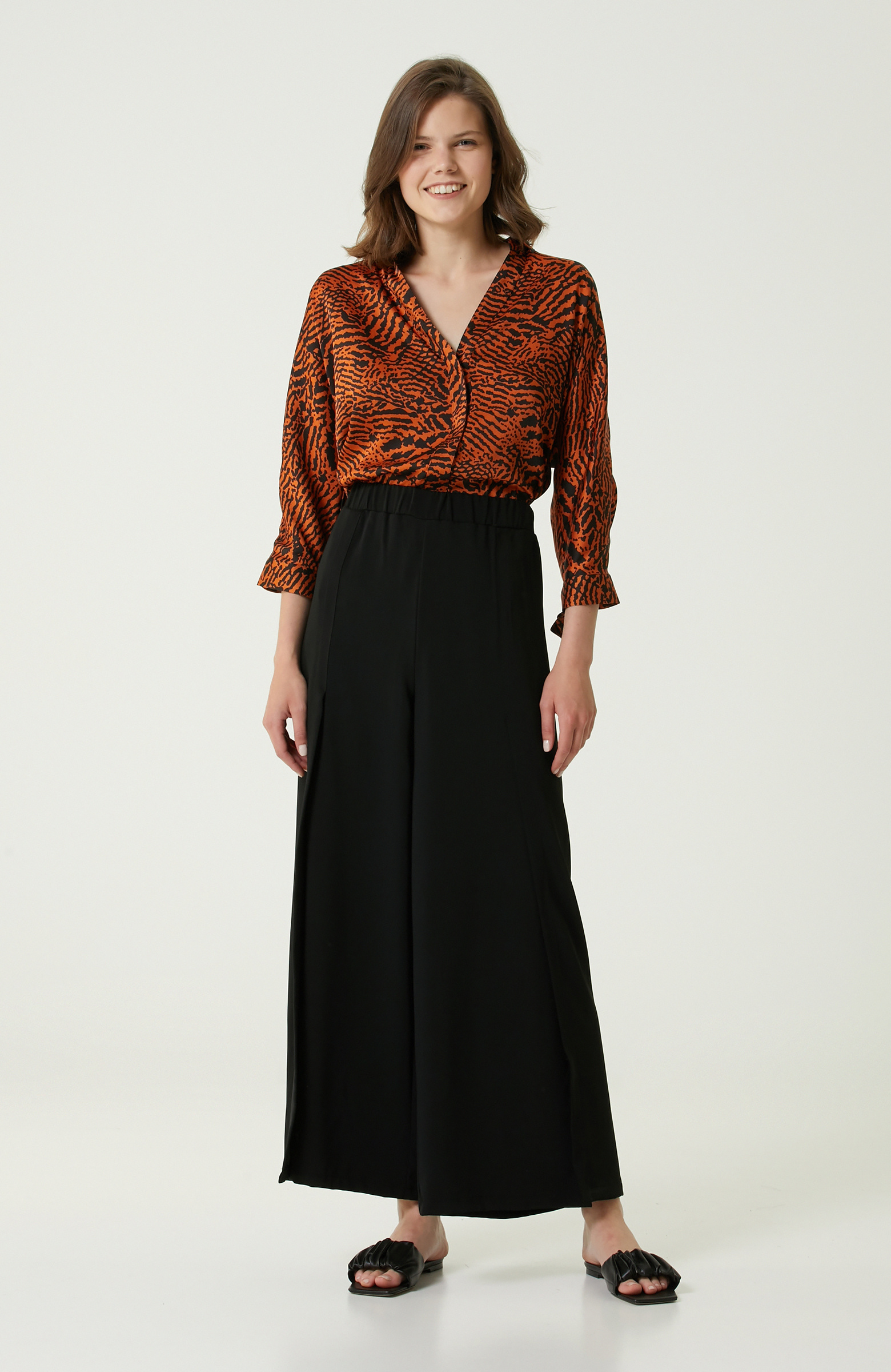 Geniş Fit Siyah Yırtmaçlı Pantolon