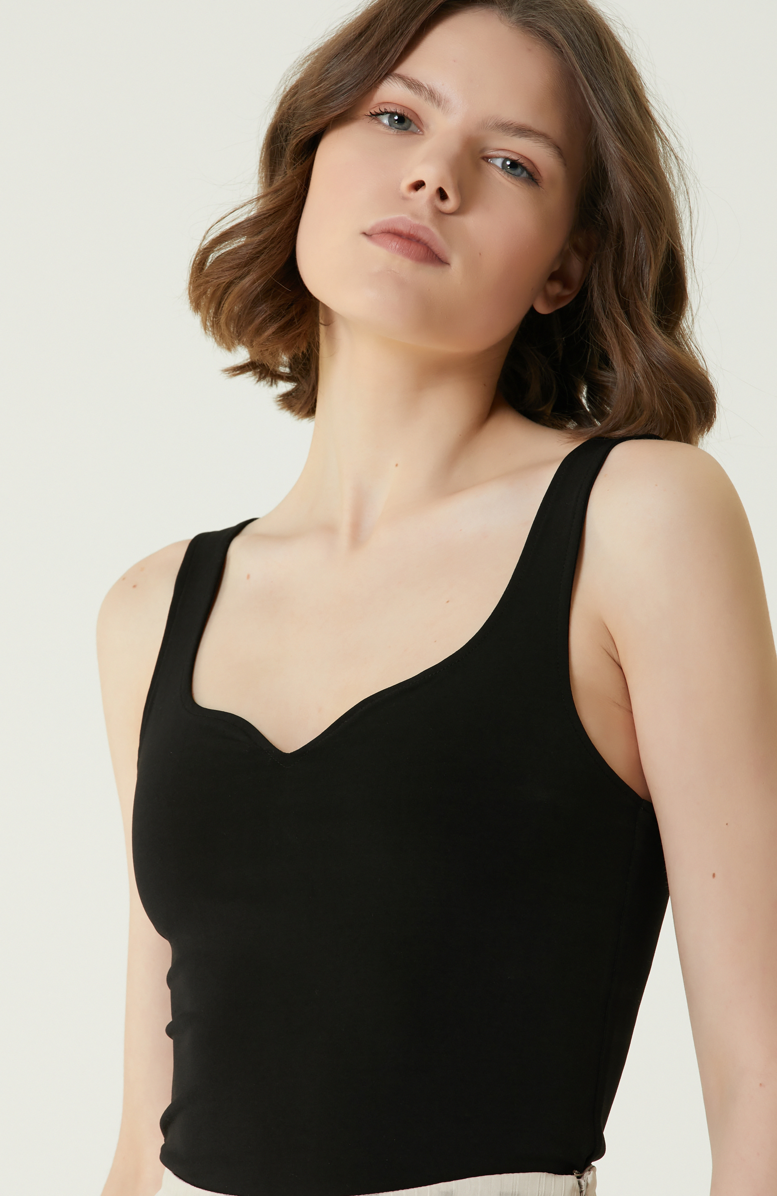 Siyah Yaka Detaylı Bluz