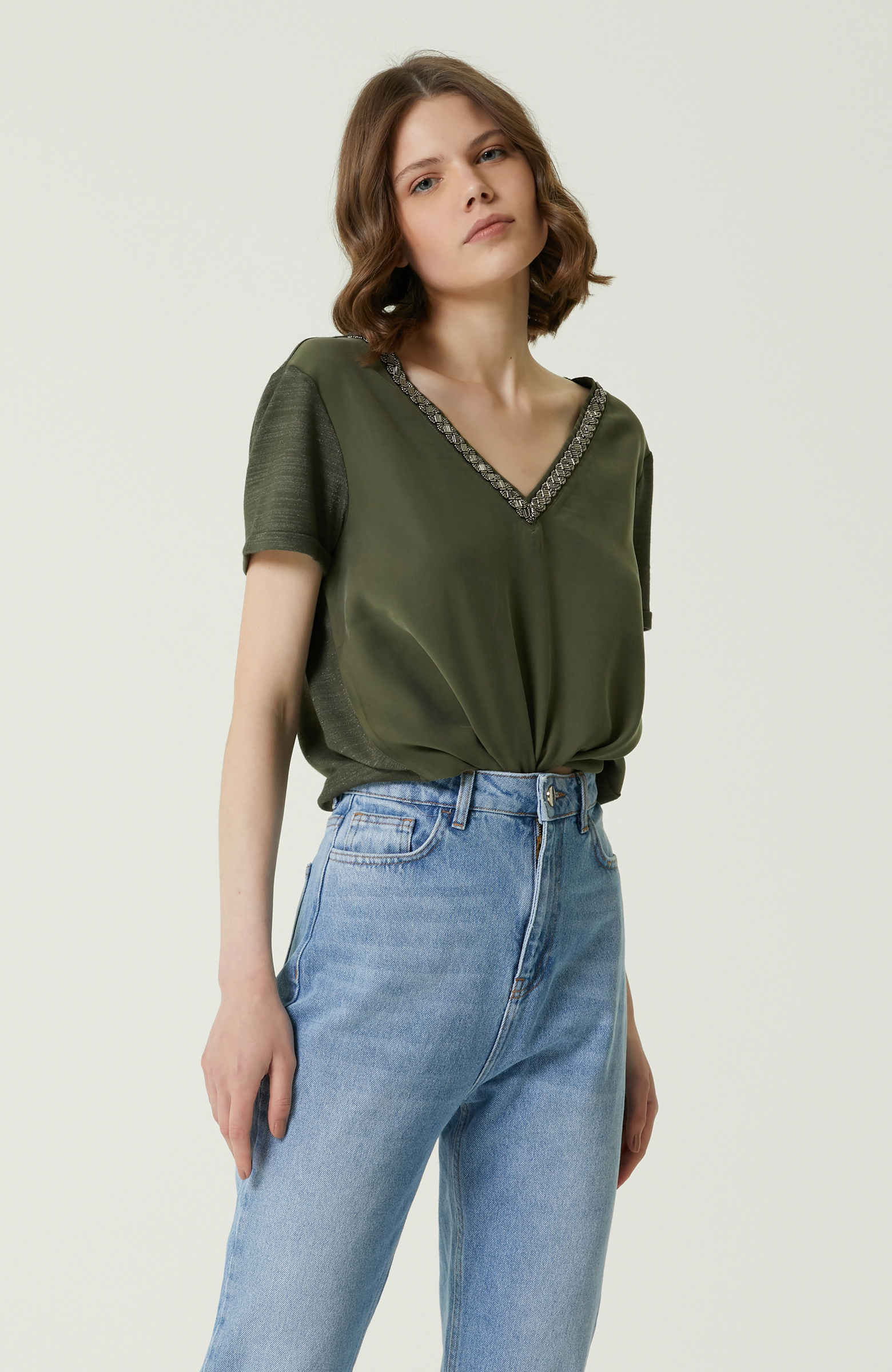 Haki V Yaka İşlemeli T-shirt