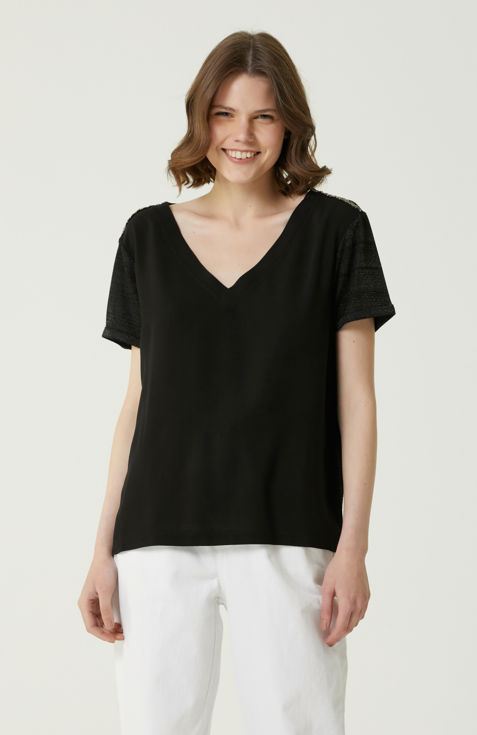 Siyah V Yaka İşlemeli T-shirt Siyah V Yaka İşlemeli T-shirt