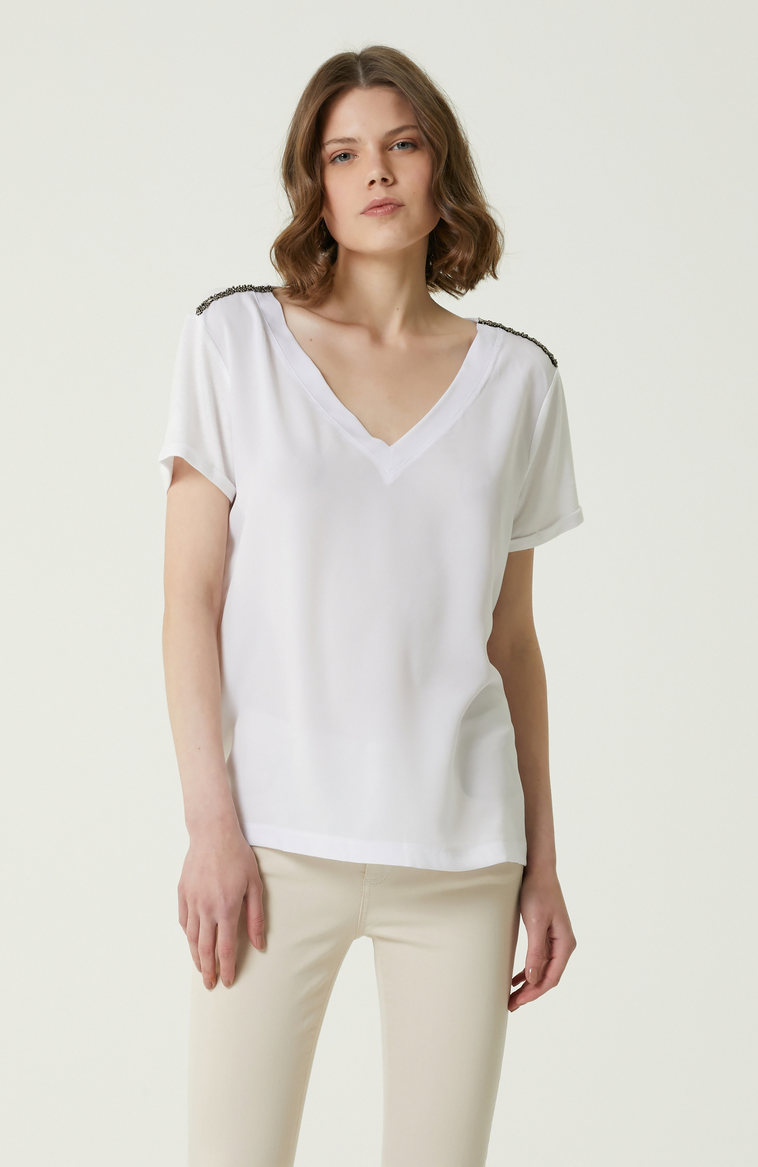 Beyaz V Yaka İşlemeli T-shirt