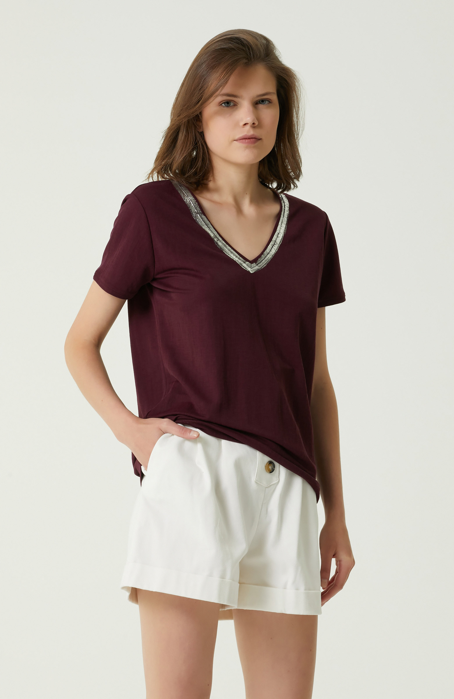 Bordo Yakası Varak Baskılı T-shirt