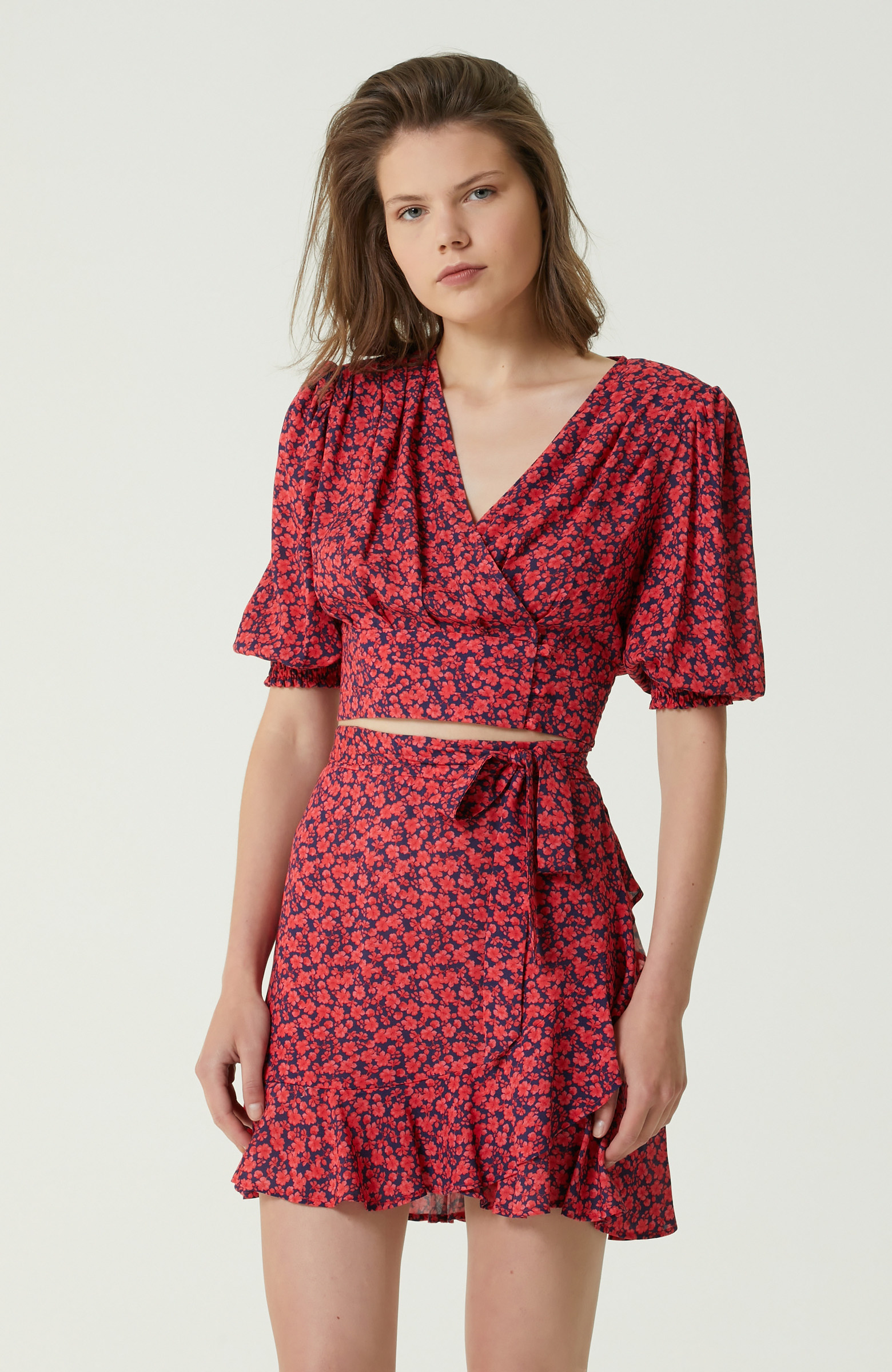 Kırmızı Çiçek Desenli Kruvaze Bluz Kırmızı Çiçek Desenli Kruvaze Bluz