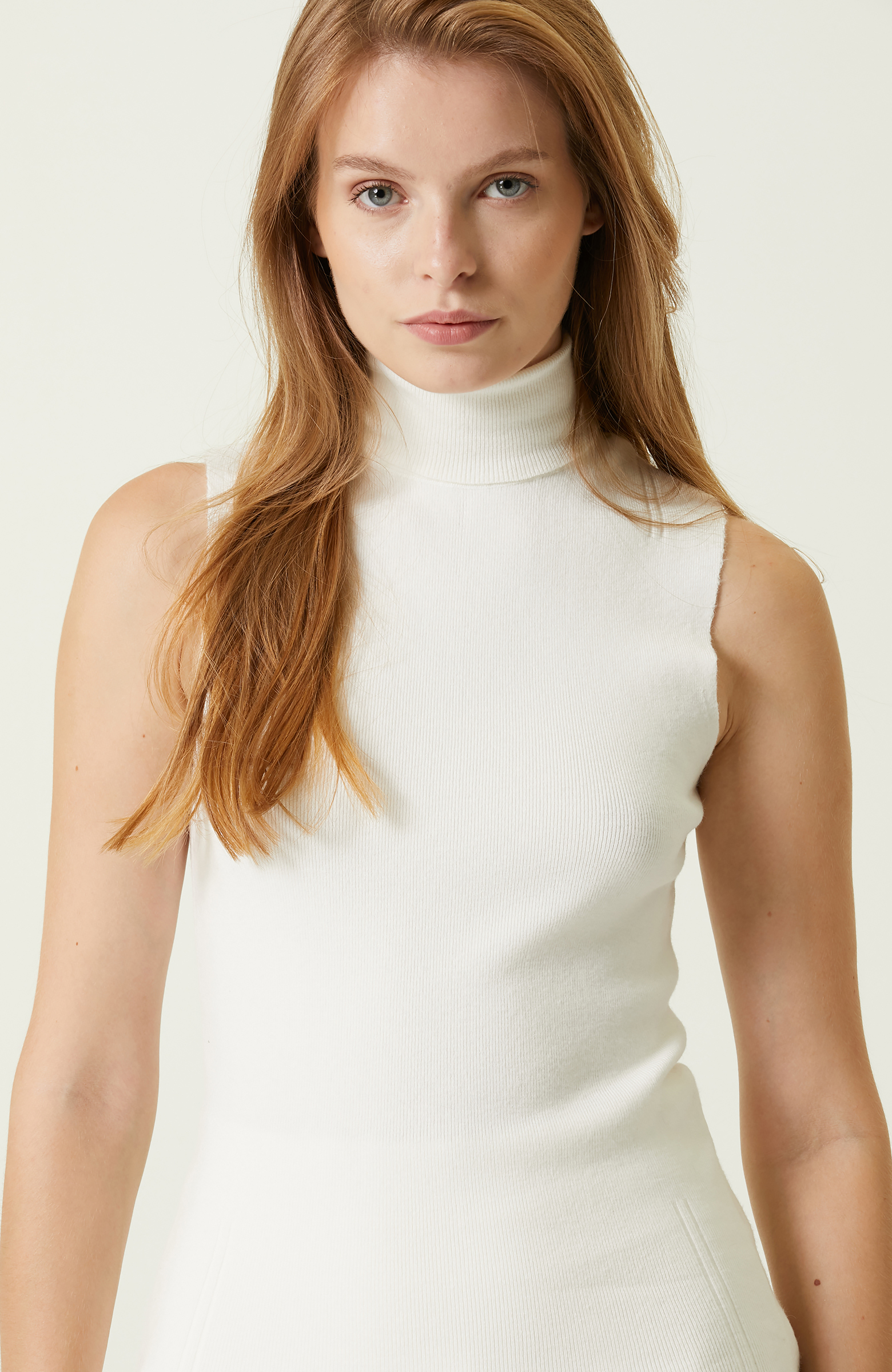 Slim Fit Ekru Balıkçı Yaka Kolsuz Kazak Slim Fit Ekru Balıkçı Yaka Kolsuz Kazak