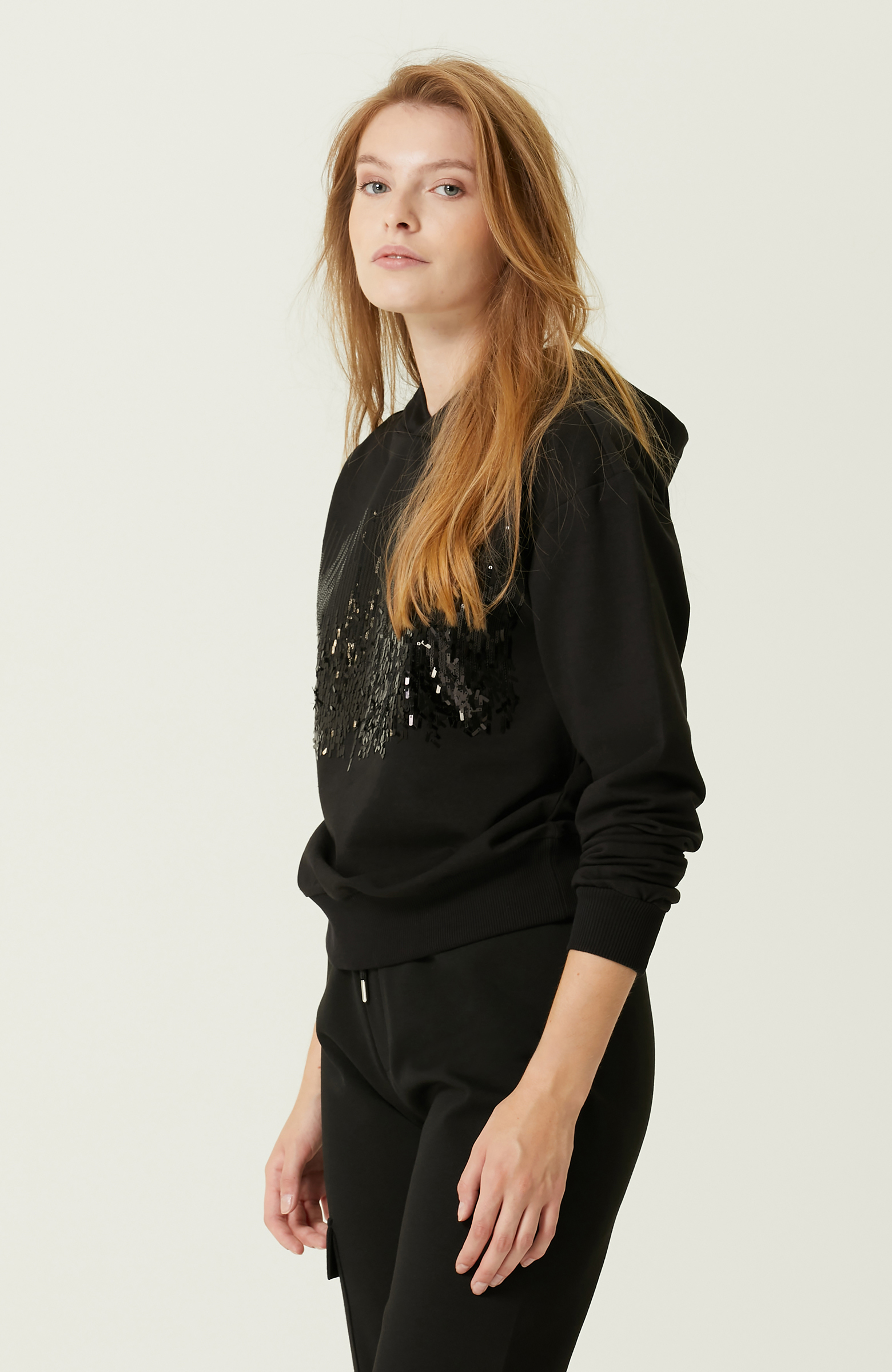 Basic Fit Siyah Kapüşonlu Payetli Sweatshirt Basic Fit Siyah Kapüşonlu Payetli Sweatshirt