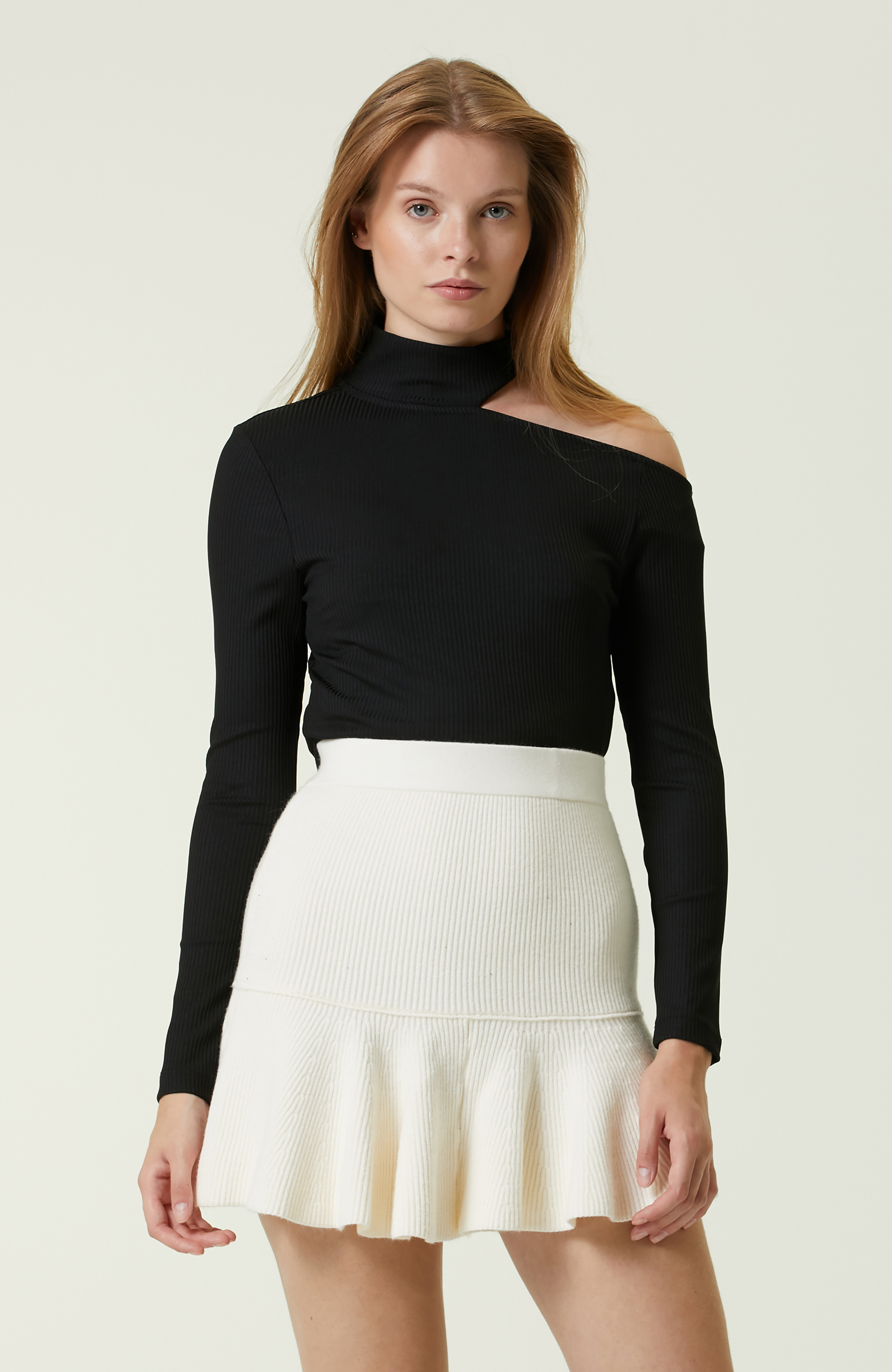 Basic Fit Siyah Omuz Detaylı Sweatshirt Basic Fit Siyah Omuz Detaylı Sweatshirt