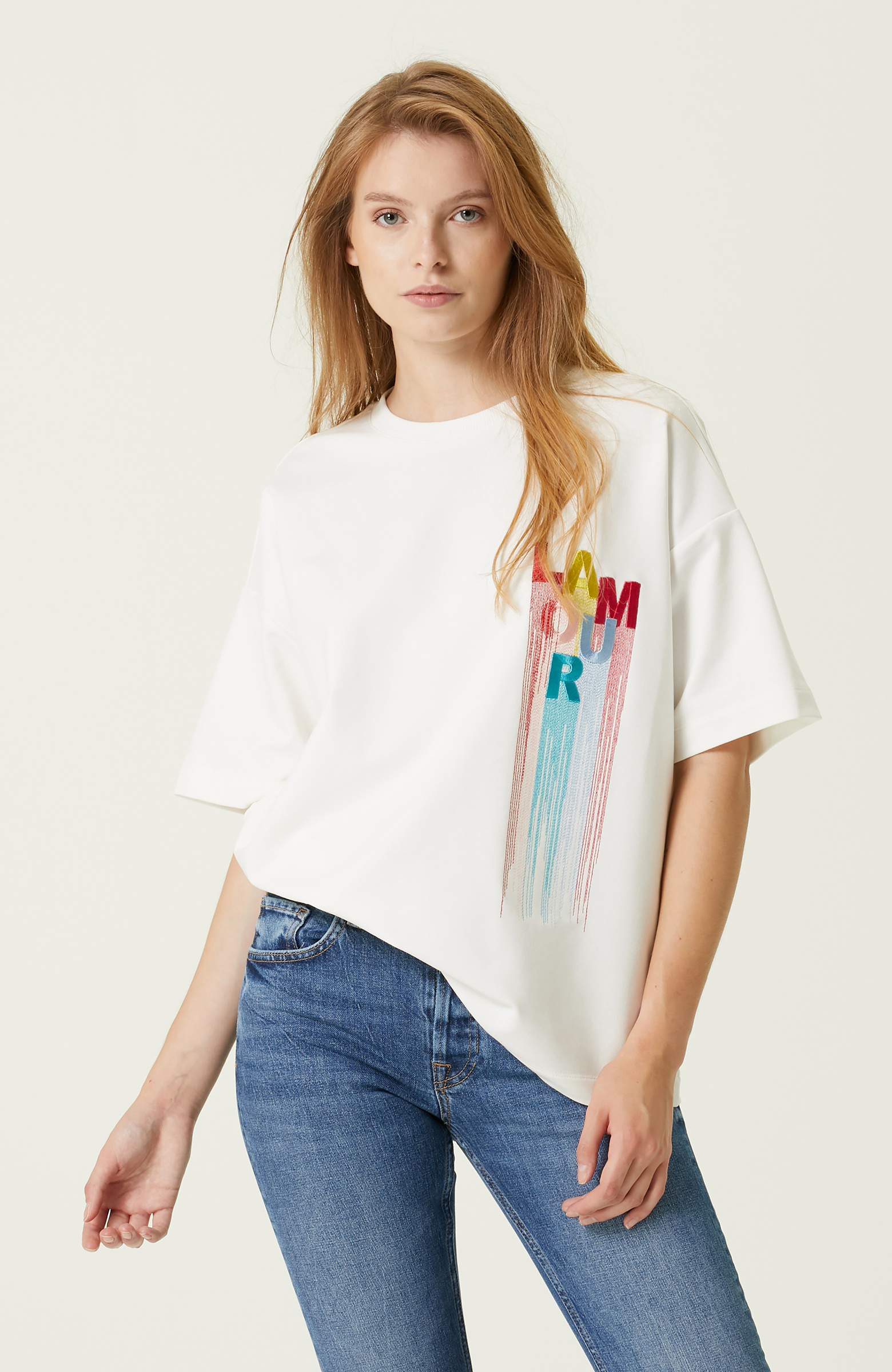 Beyaz Yazı Nakışlı Sweatshirt