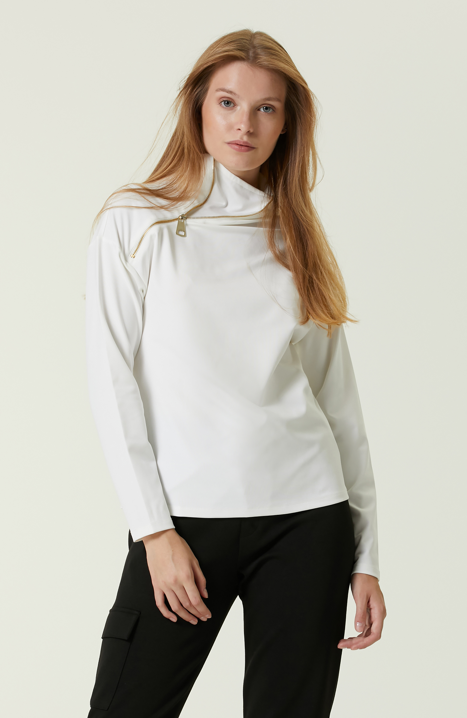Basic Fit Beyaz Fermuar Detaylı Sweatshirt Basic Fit Beyaz Fermuar Detaylı Sweatshirt